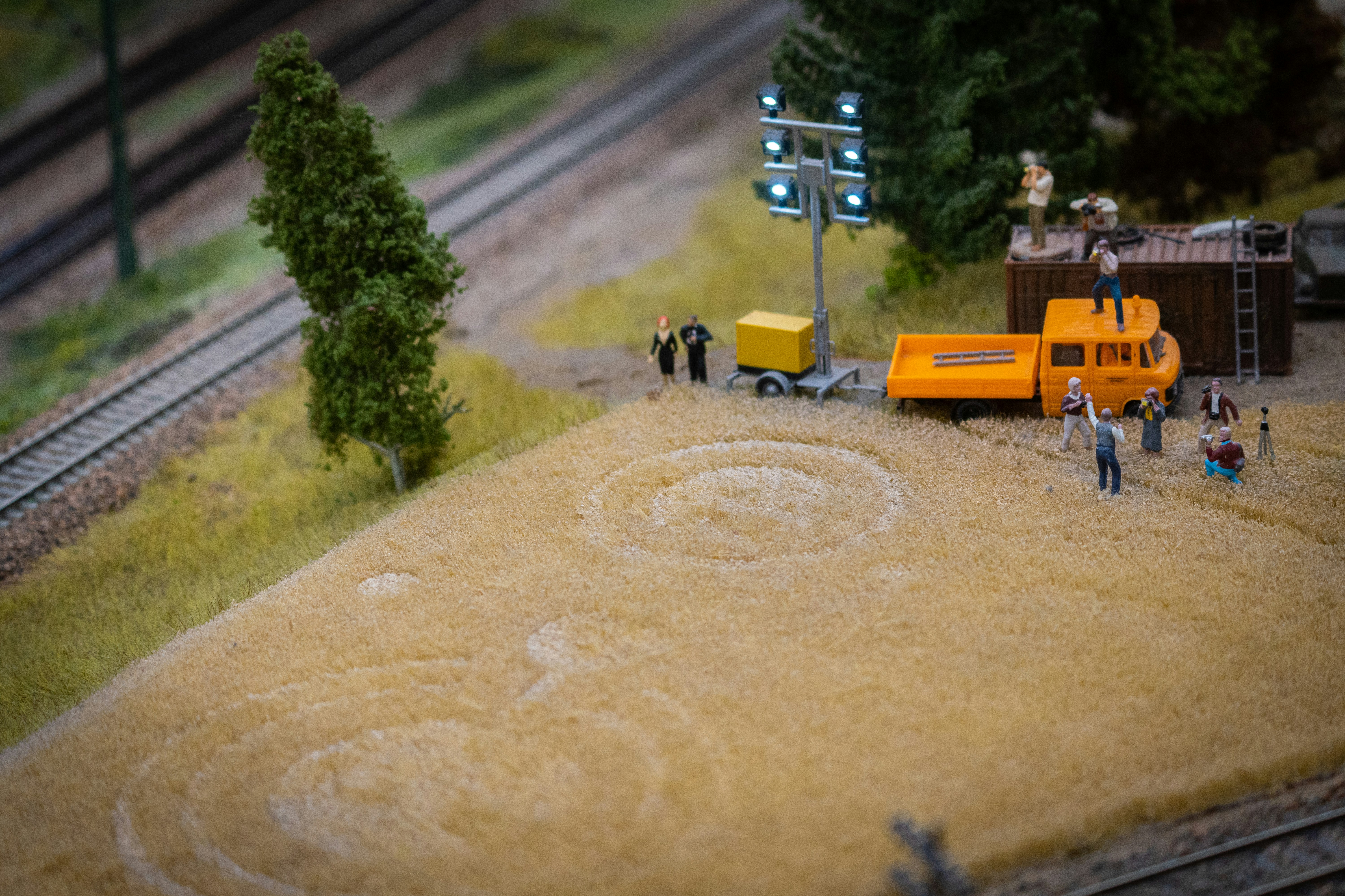 Um conjunto de trem modelo com pessoas em pé nos trilhos foto – Imagem ...