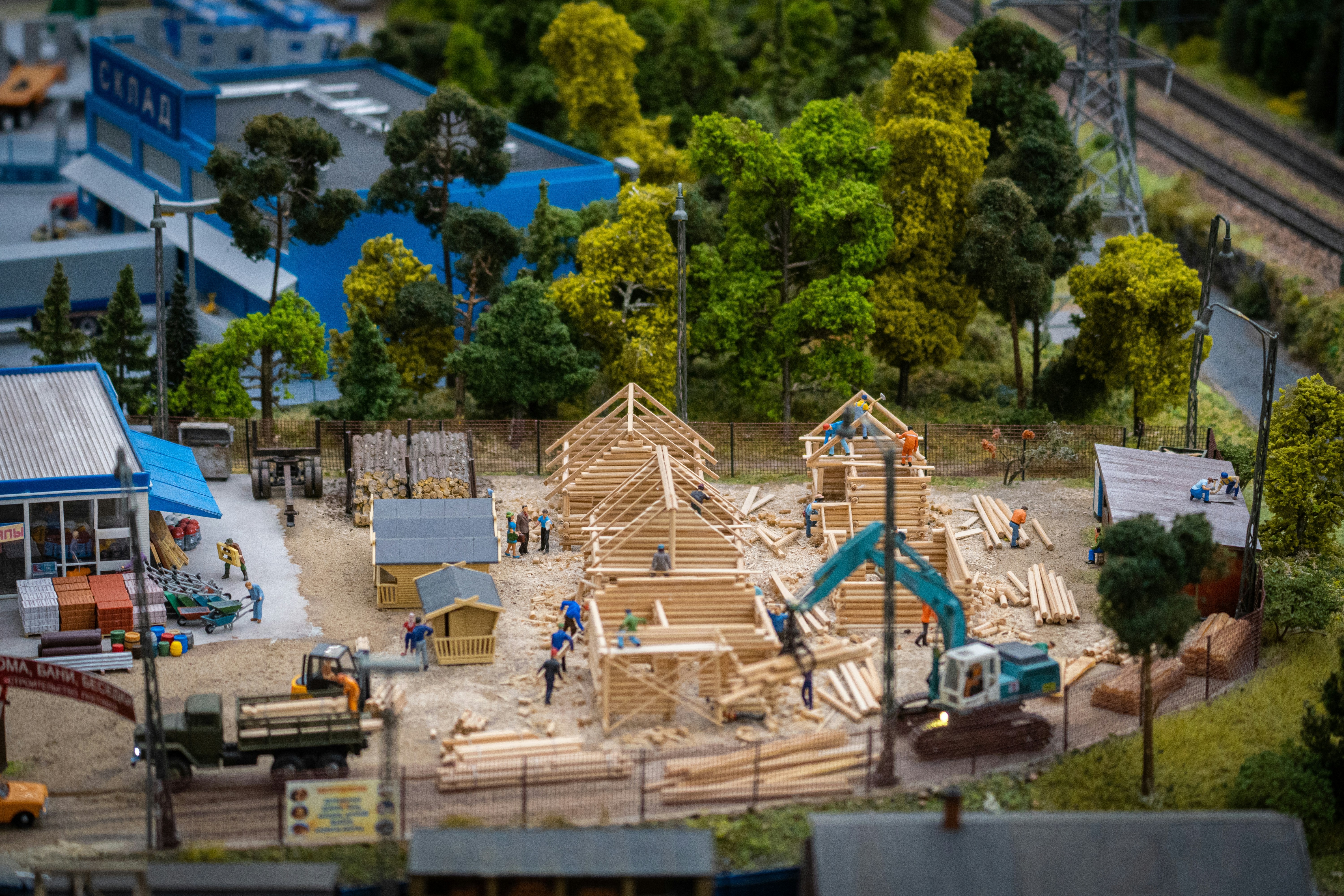 A model of a construction site with construction equipment photo – Free ...