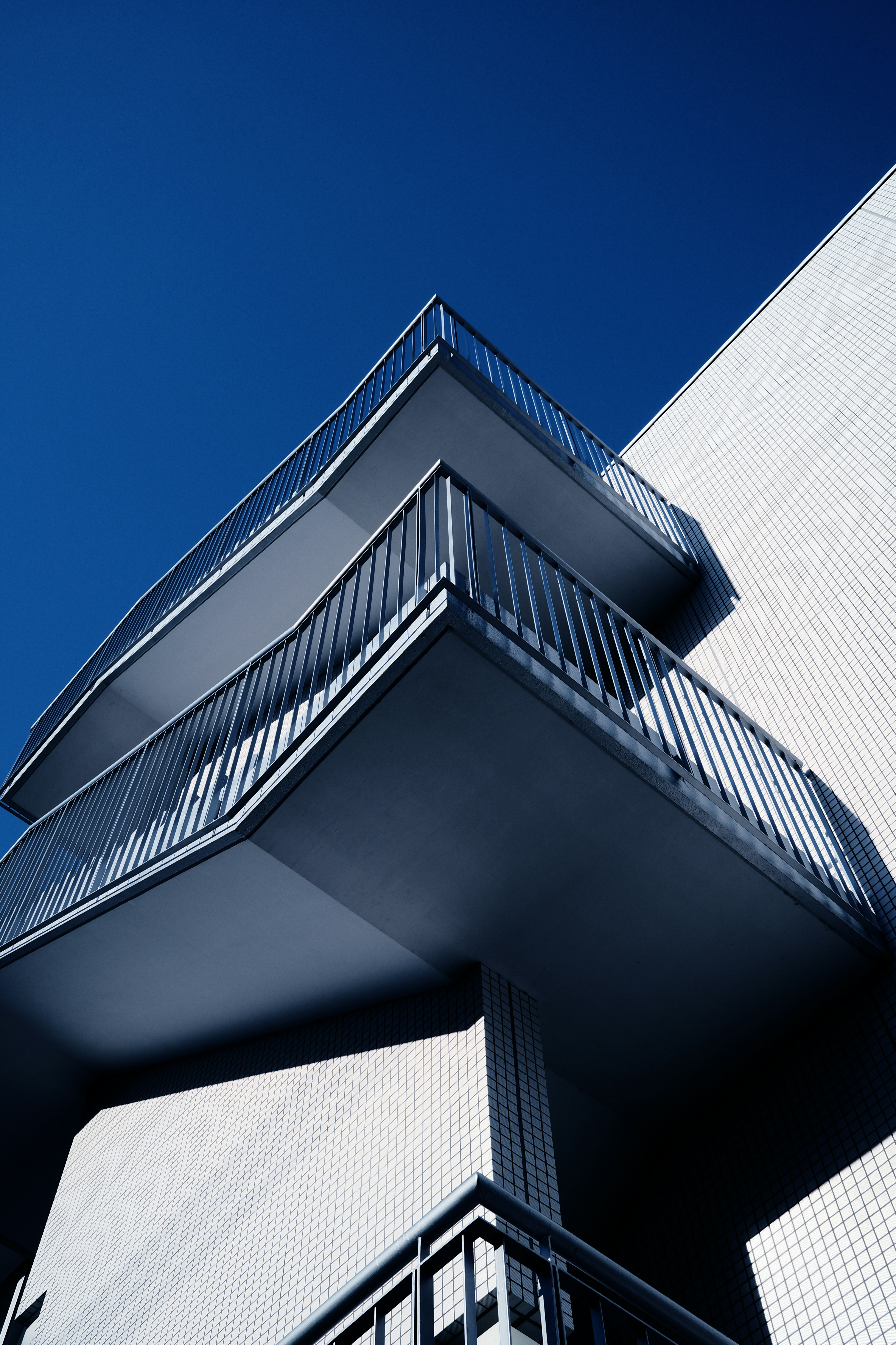 Un edificio alto con balcones en la parte superior foto – Imagen de ...