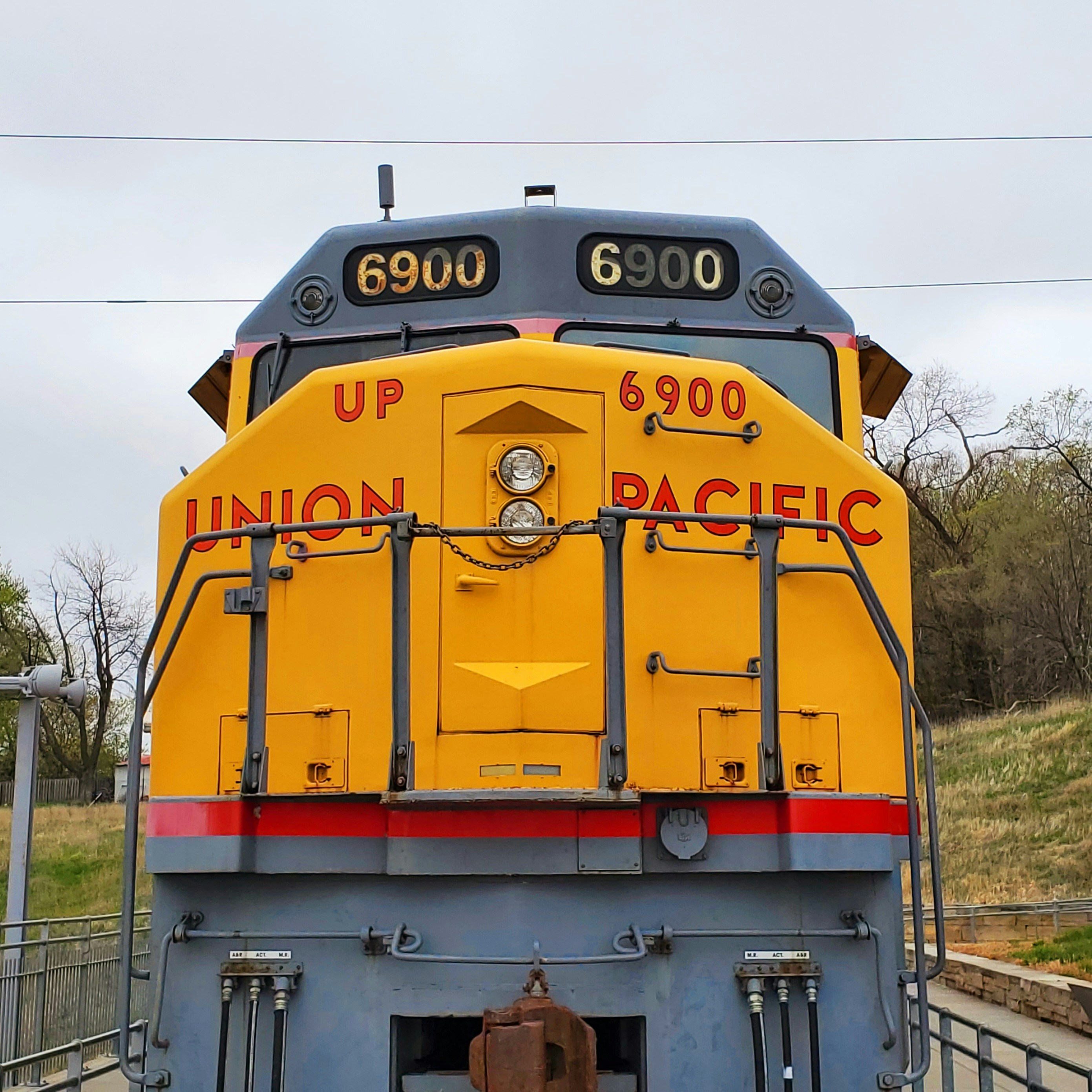 A close up of a train on a train track photo – Free Image on Unsplash