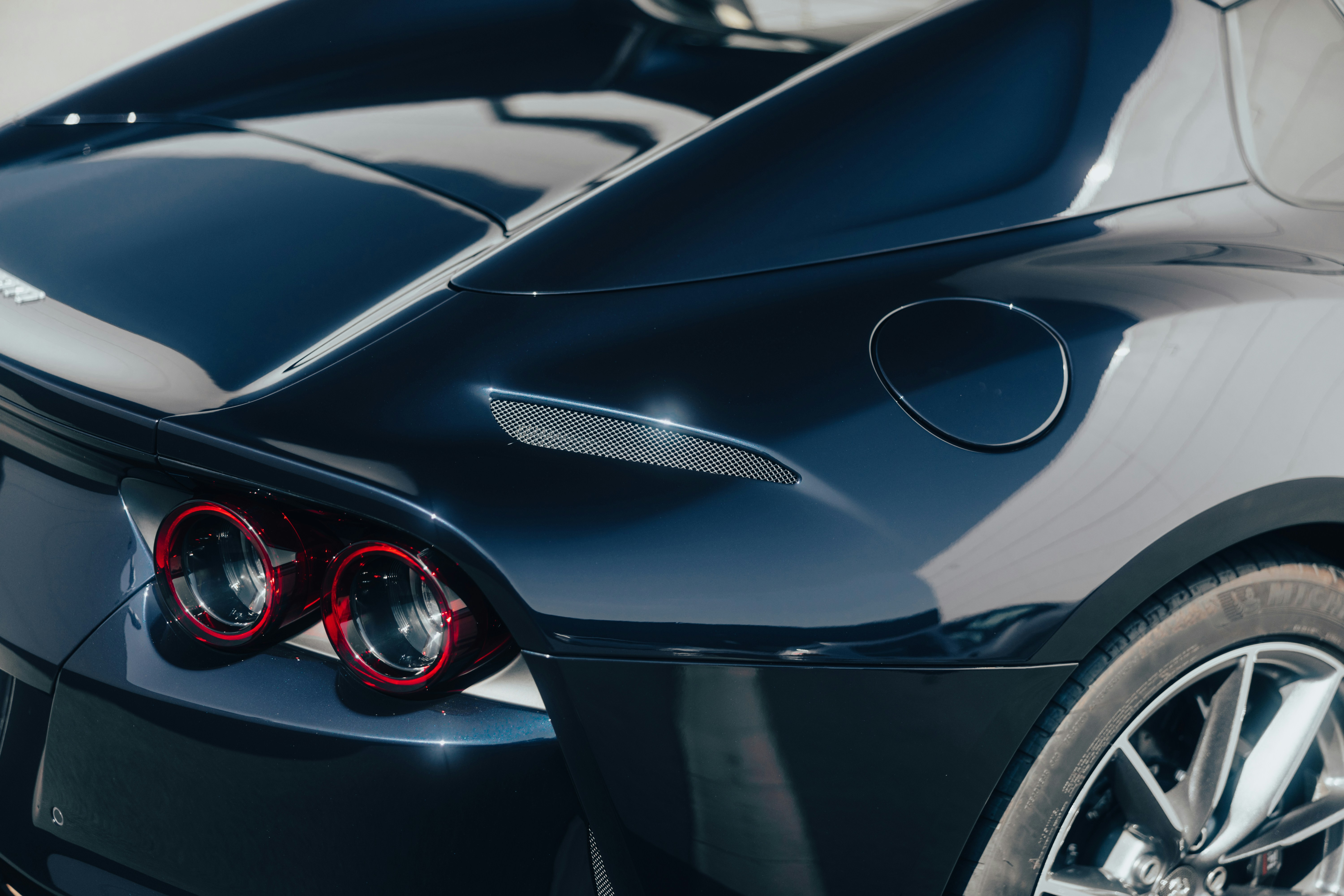 The rear end of a black sports car photo – Free Car Image on Unsplash