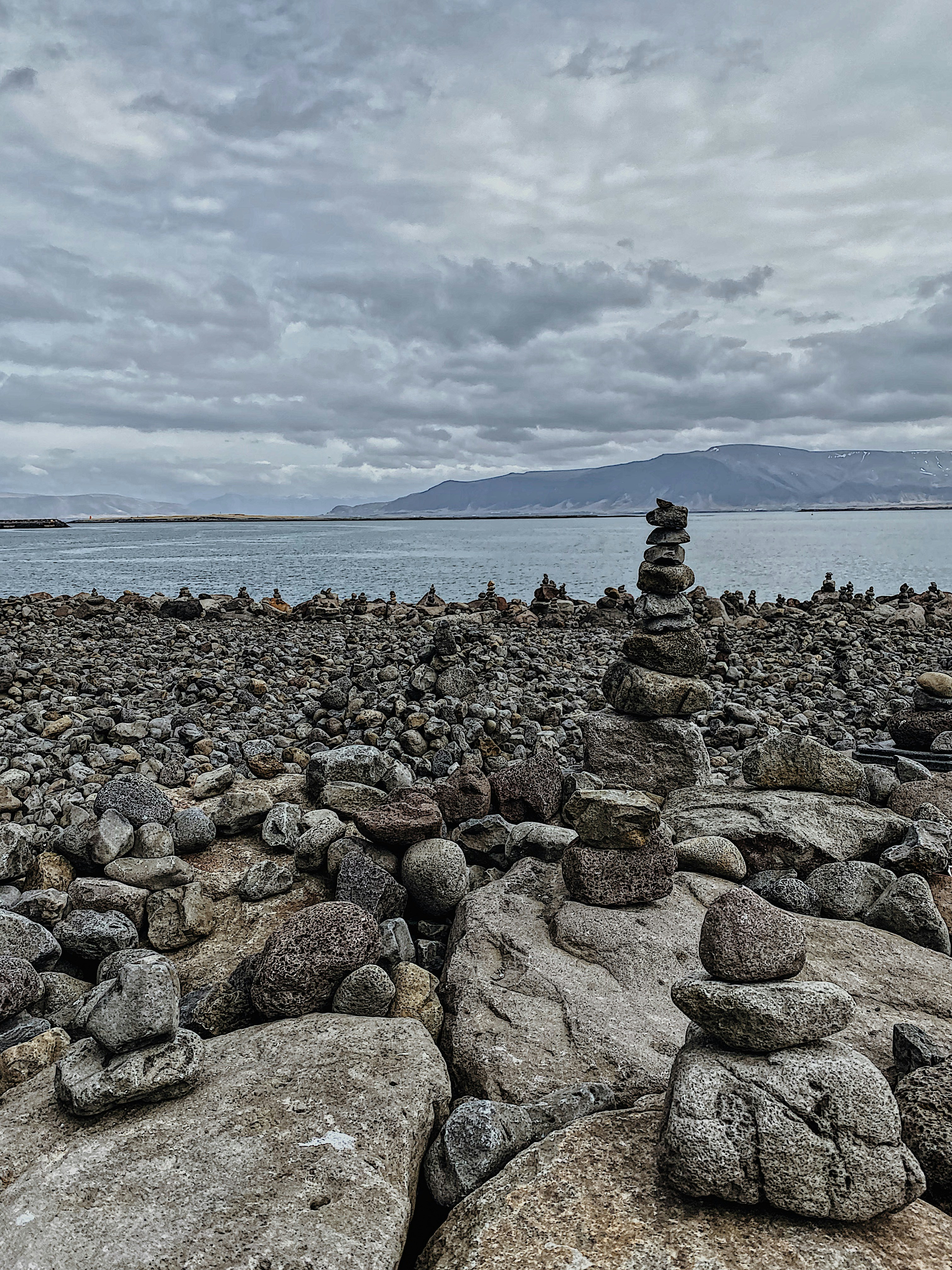 Un tas de rochers assis au sommet d’une plage photo – Photo Repère ...