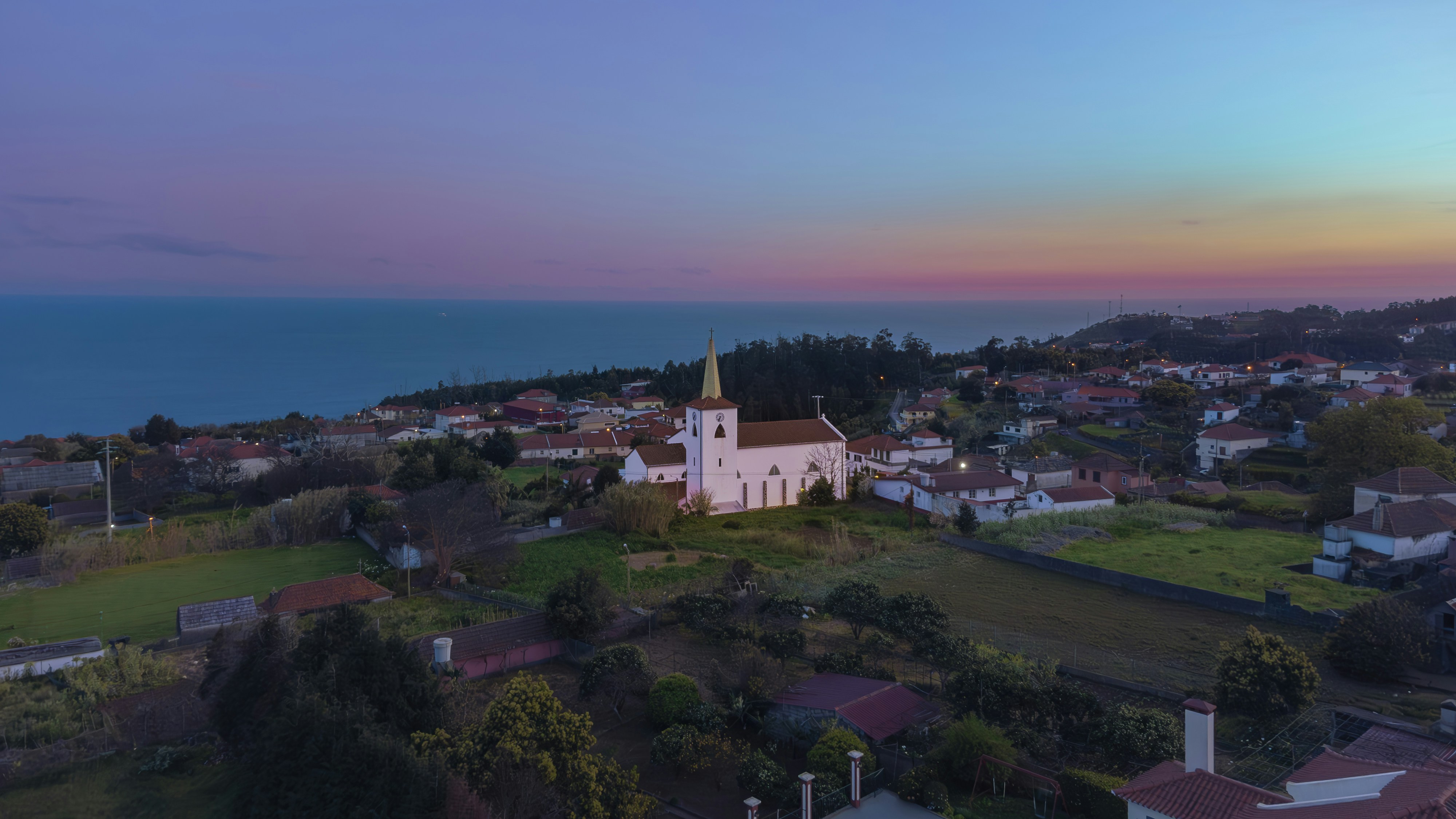 An aerial view of a small town at sunset photo – Free Achada de gaula ...