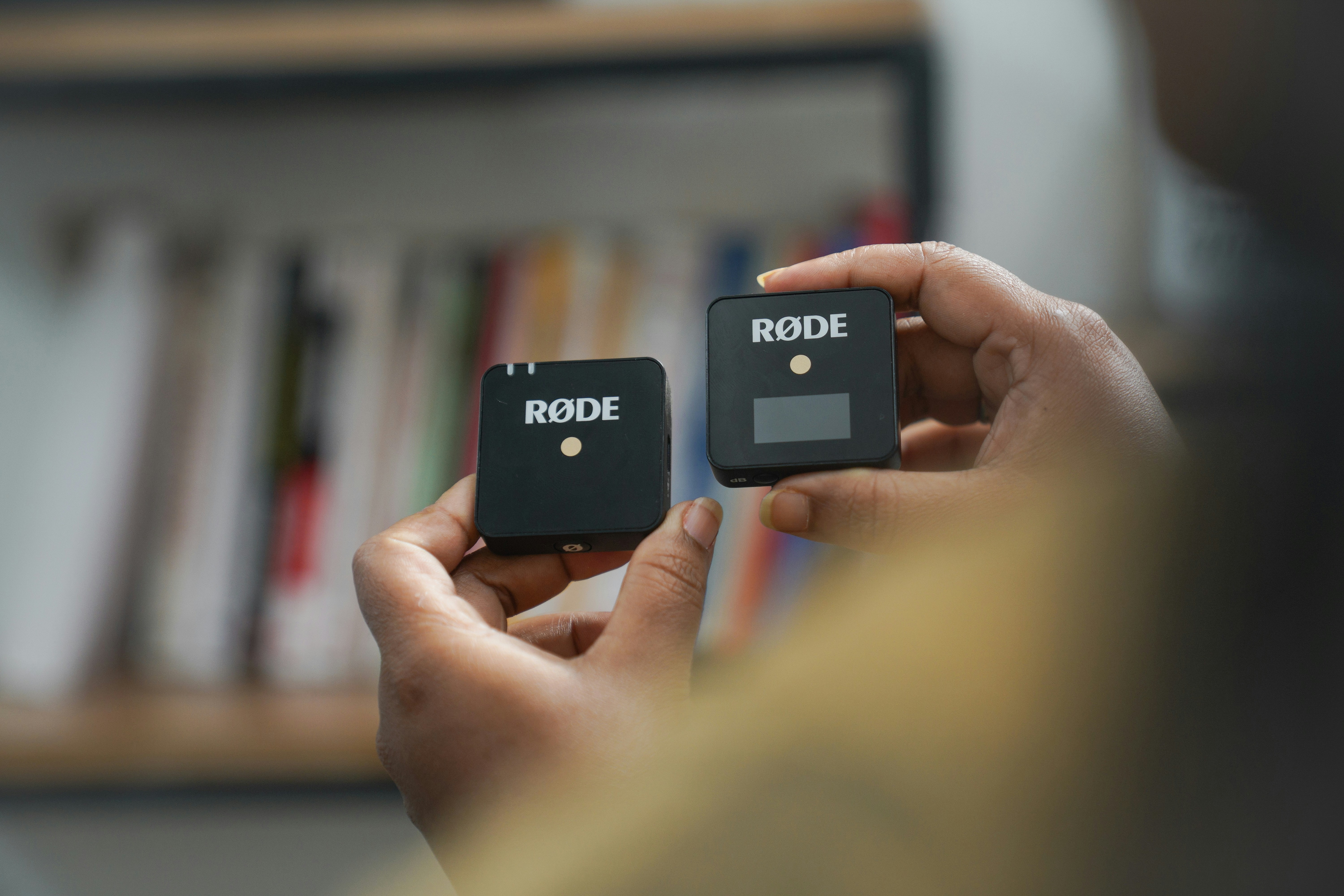 A person holding a remote control in their hand photo – Free Rode ...