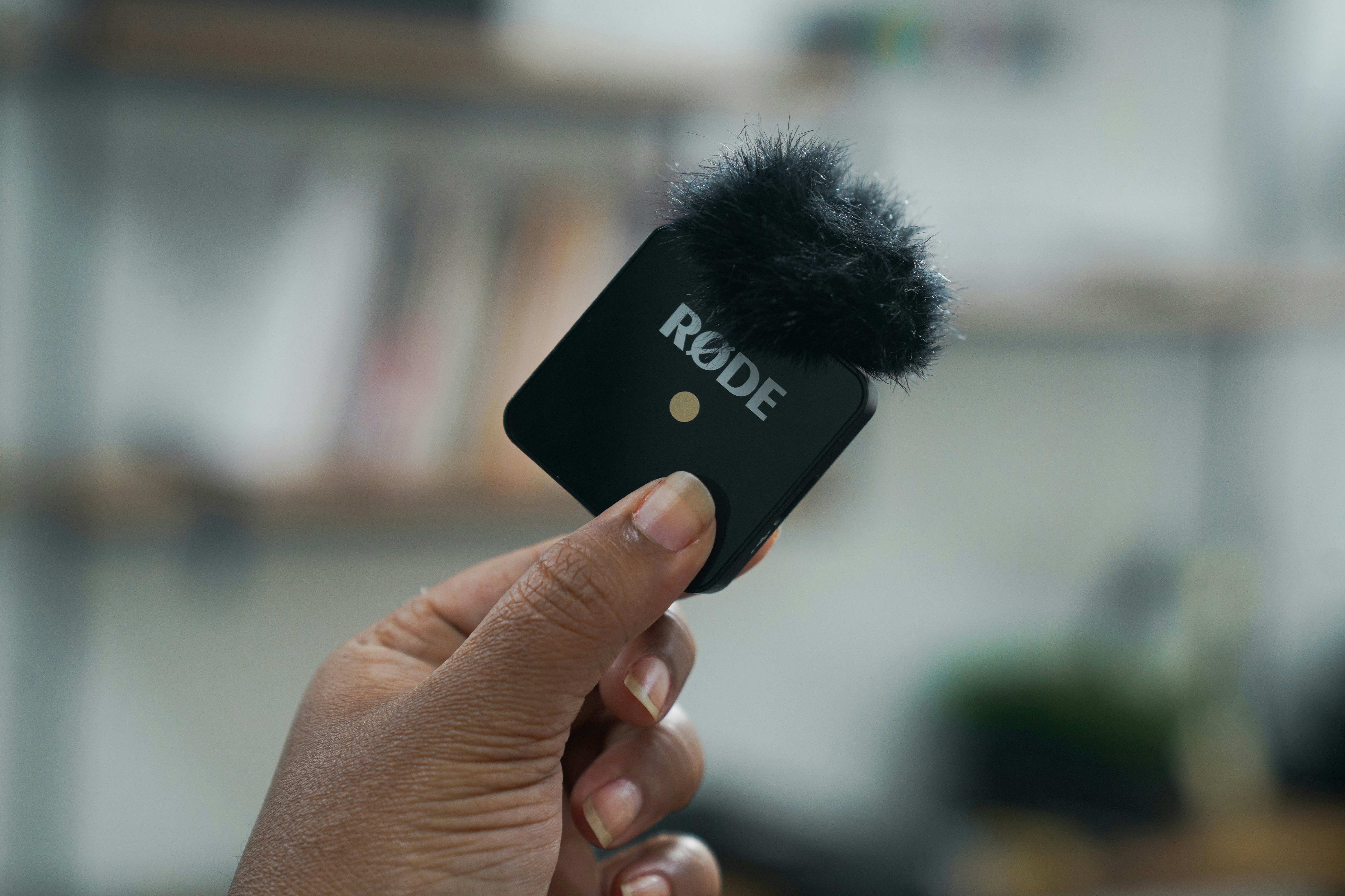 A person holding a small black object in their hand photo – Free Rode ...
