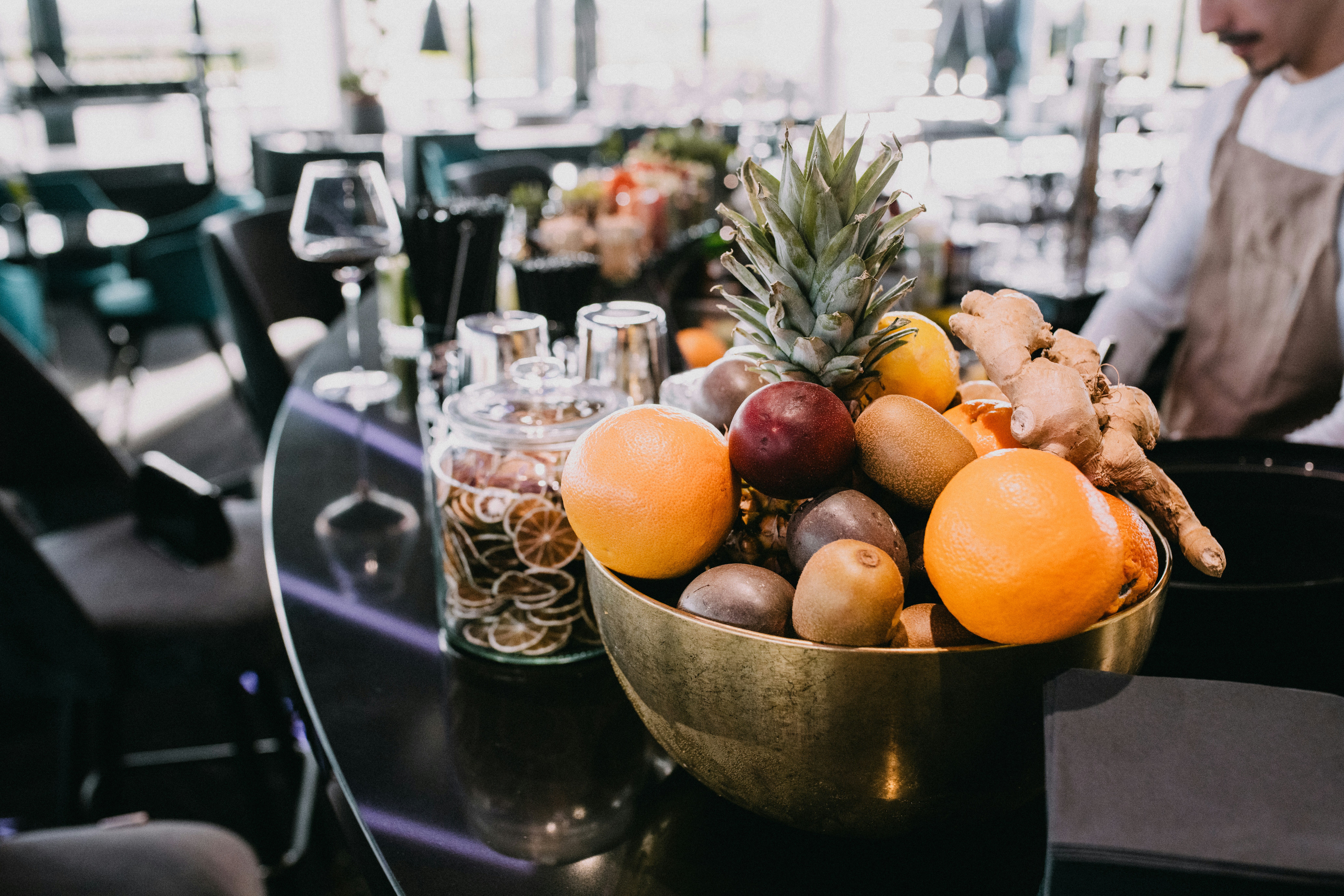 Foto Un tazón de fruta en una mesa en un restaurante – Imagen Vistoso ...