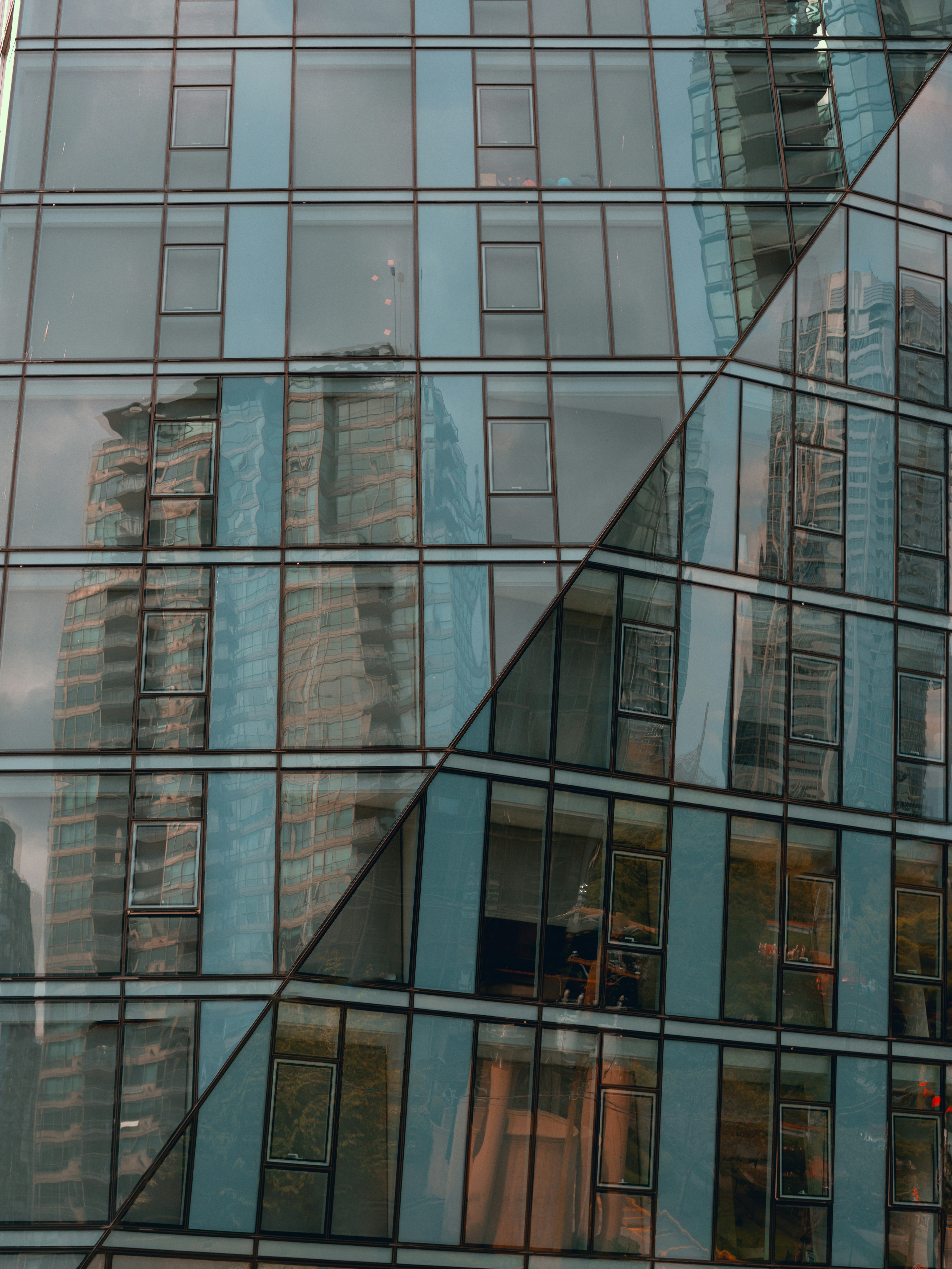 Le reflet d’un bâtiment dans les fenêtres d’un autre bâtiment photo ...