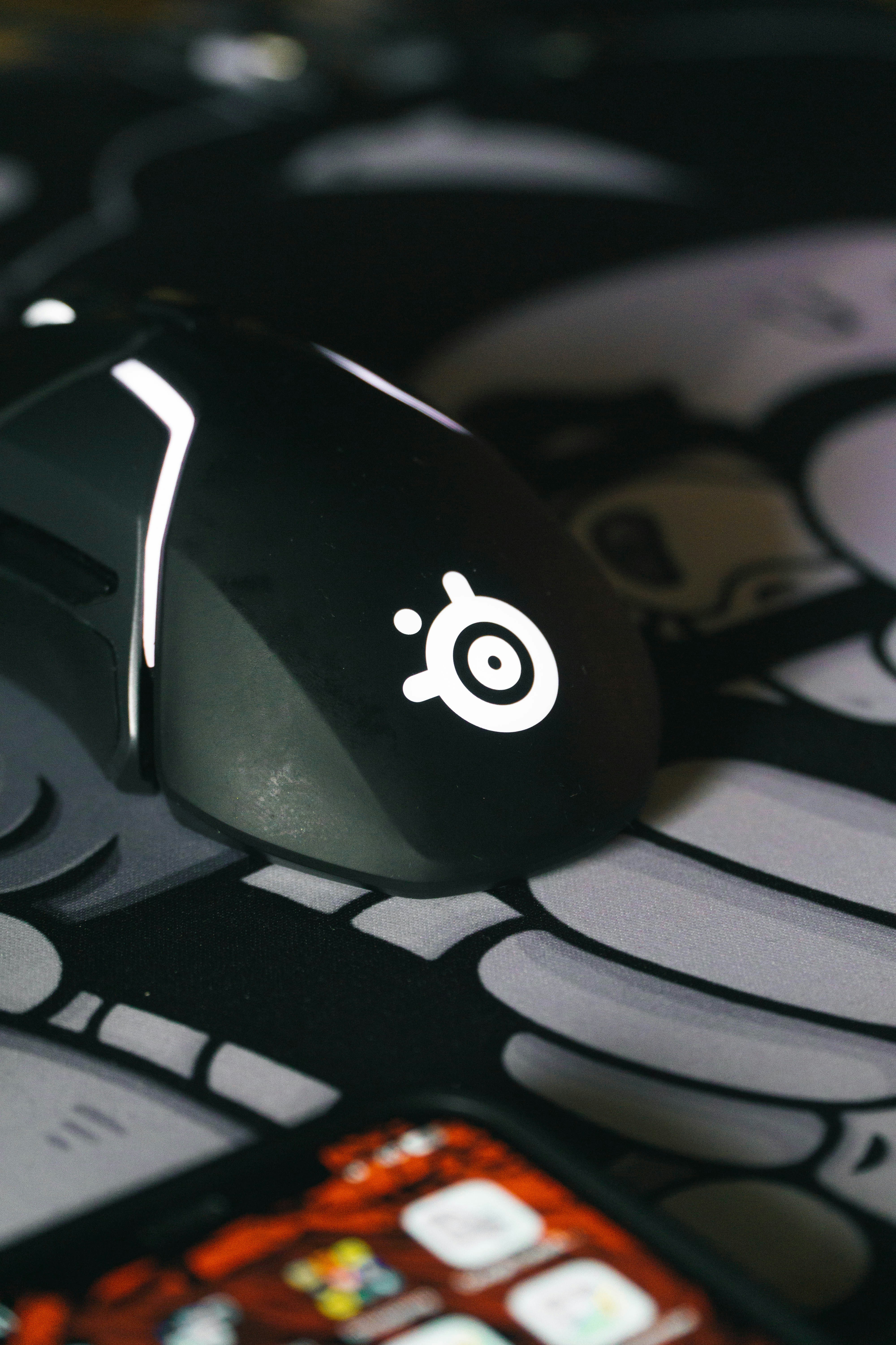 A computer mouse sitting on top of a table photo – Free Gaming Image on ...