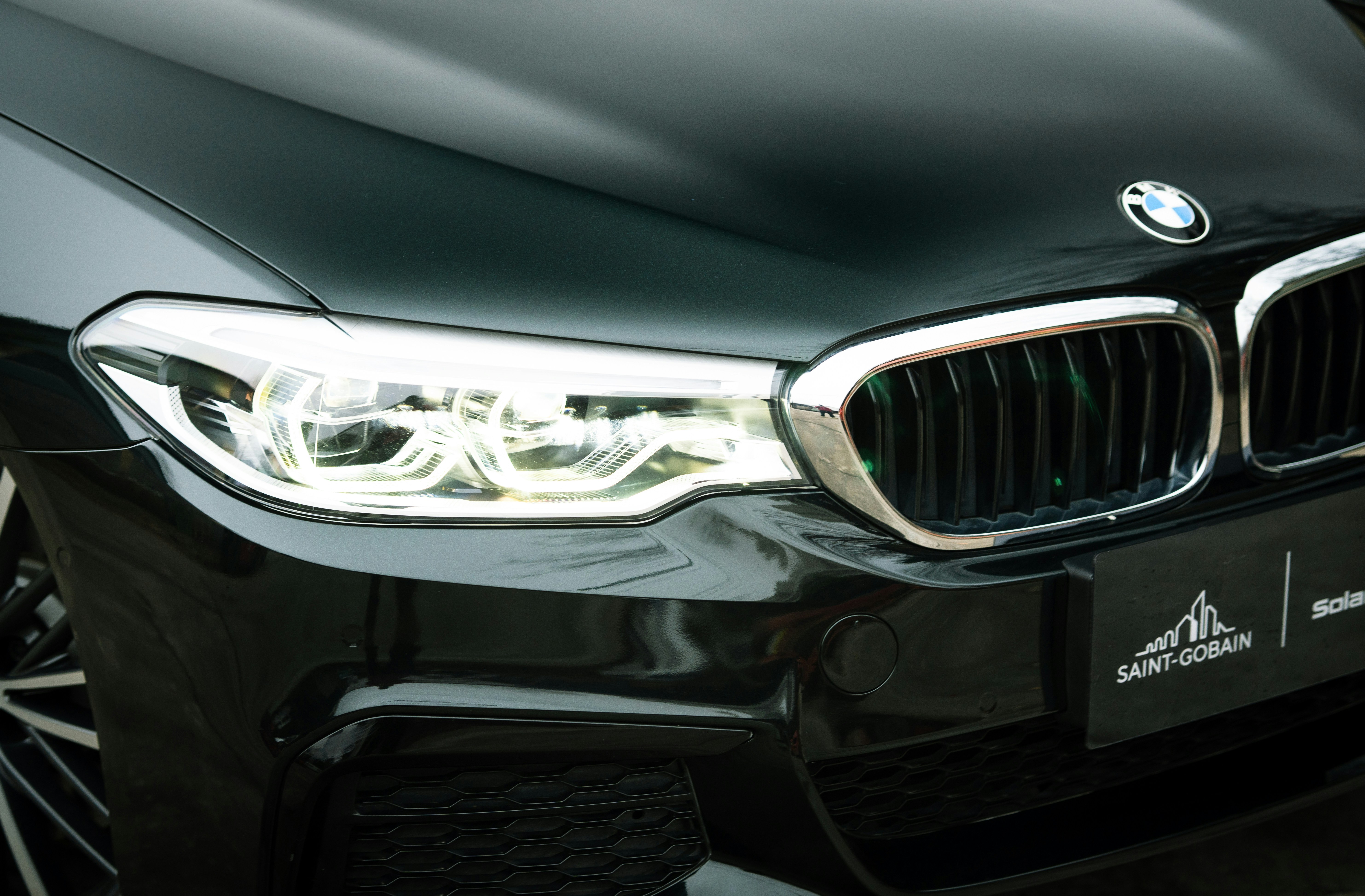 Un primer plano de la parte delantera de un coche negro foto – Imagen ...