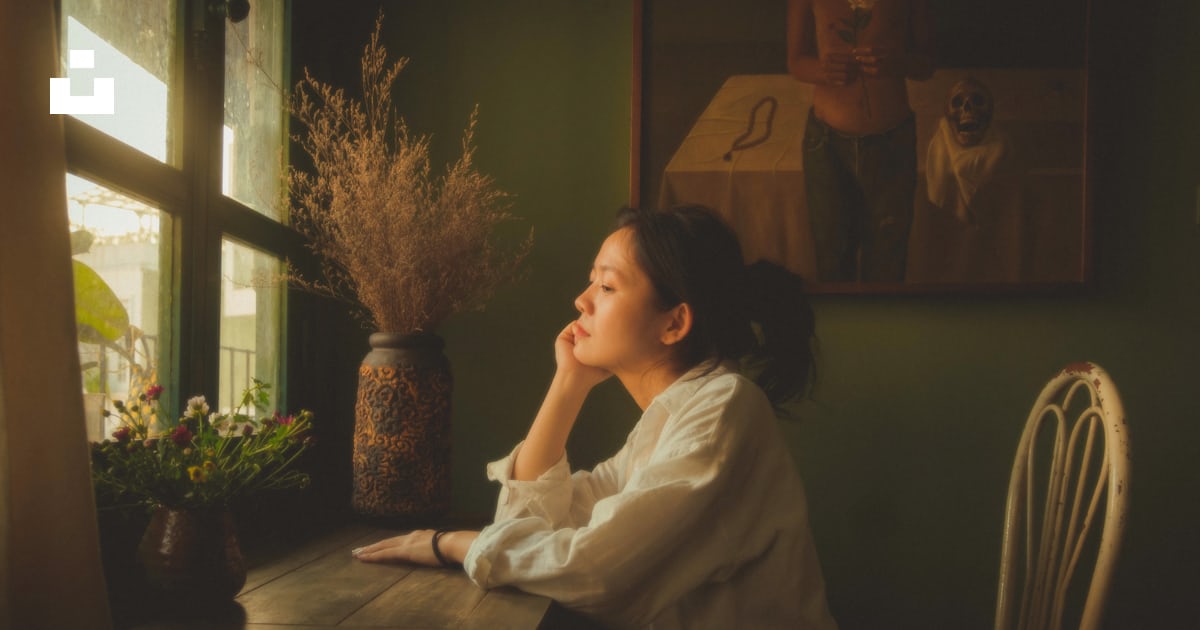 탁자에 앉아 창밖을 내다보는 여자 사진 Unsplash의 무료 화분 이미지