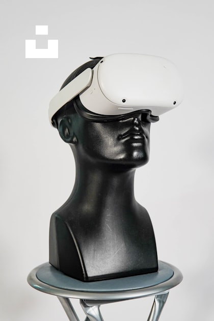 검은 마네킹 머리에 흰 모자를 쓰고 있습니다 사진 Unsplash의 무료 Vr 헤드셋 이미지