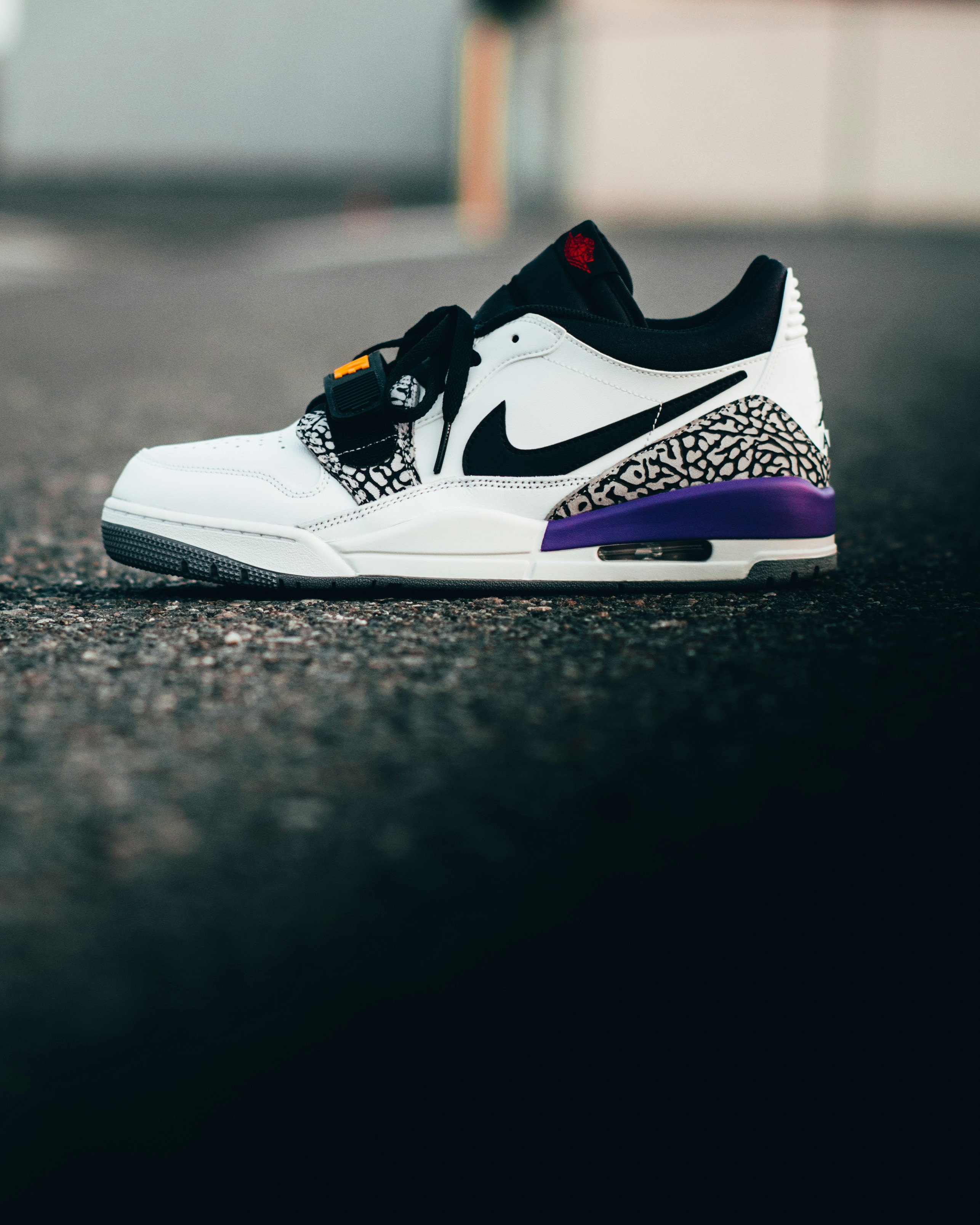 A pair of shoes that are on the ground photo – Free Shoe Image on Unsplash