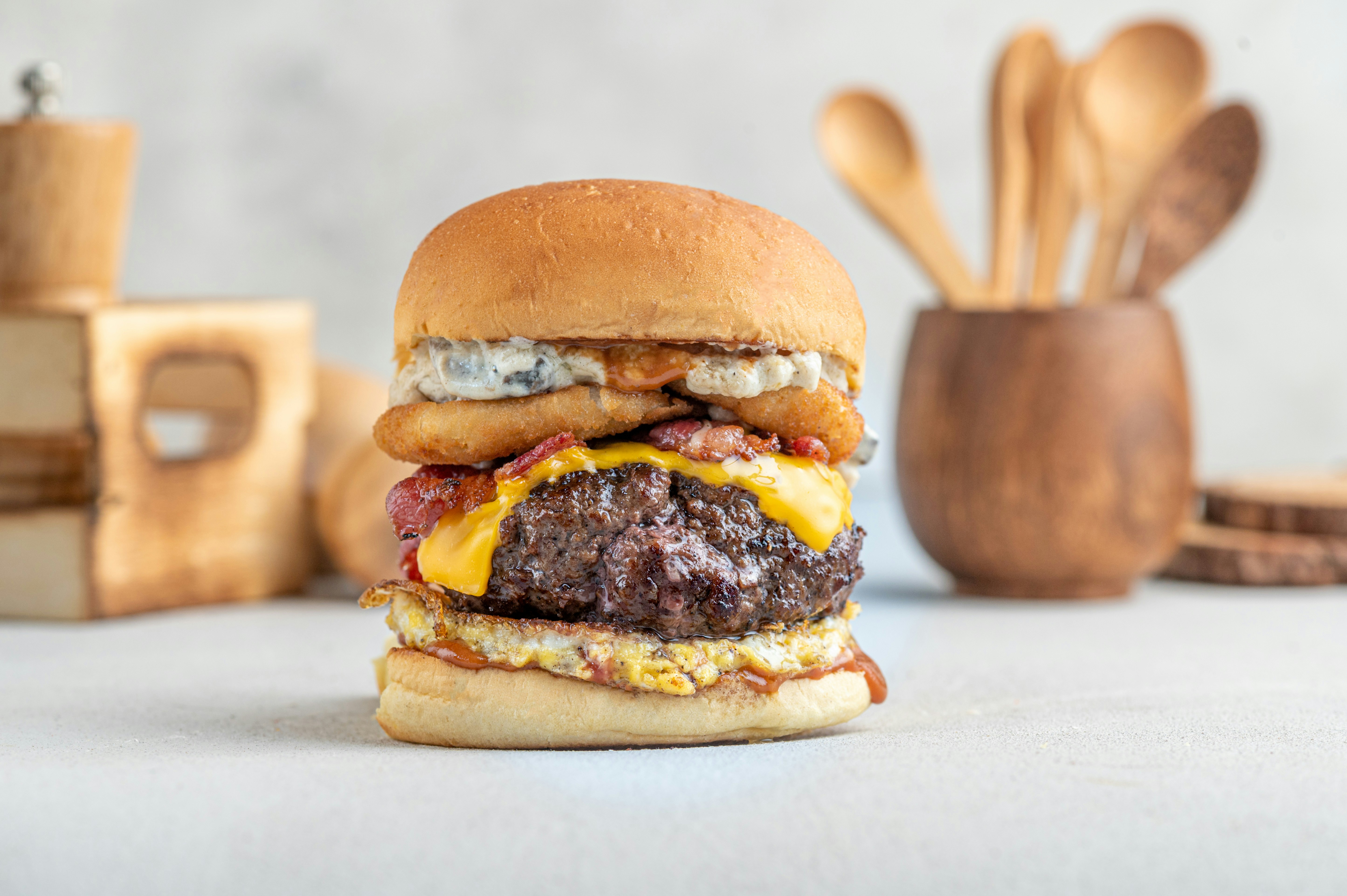 A hamburger with cheese and bacon on a bun photo – Free Dubai - united ...