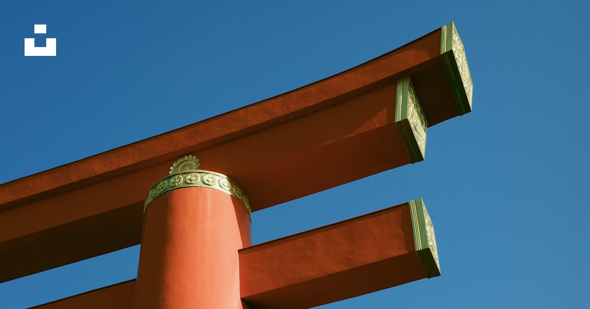 背景に青い空を持つ背の高いオレンジ色のオブジェクトの写真 Unsplashの京都の無料画像