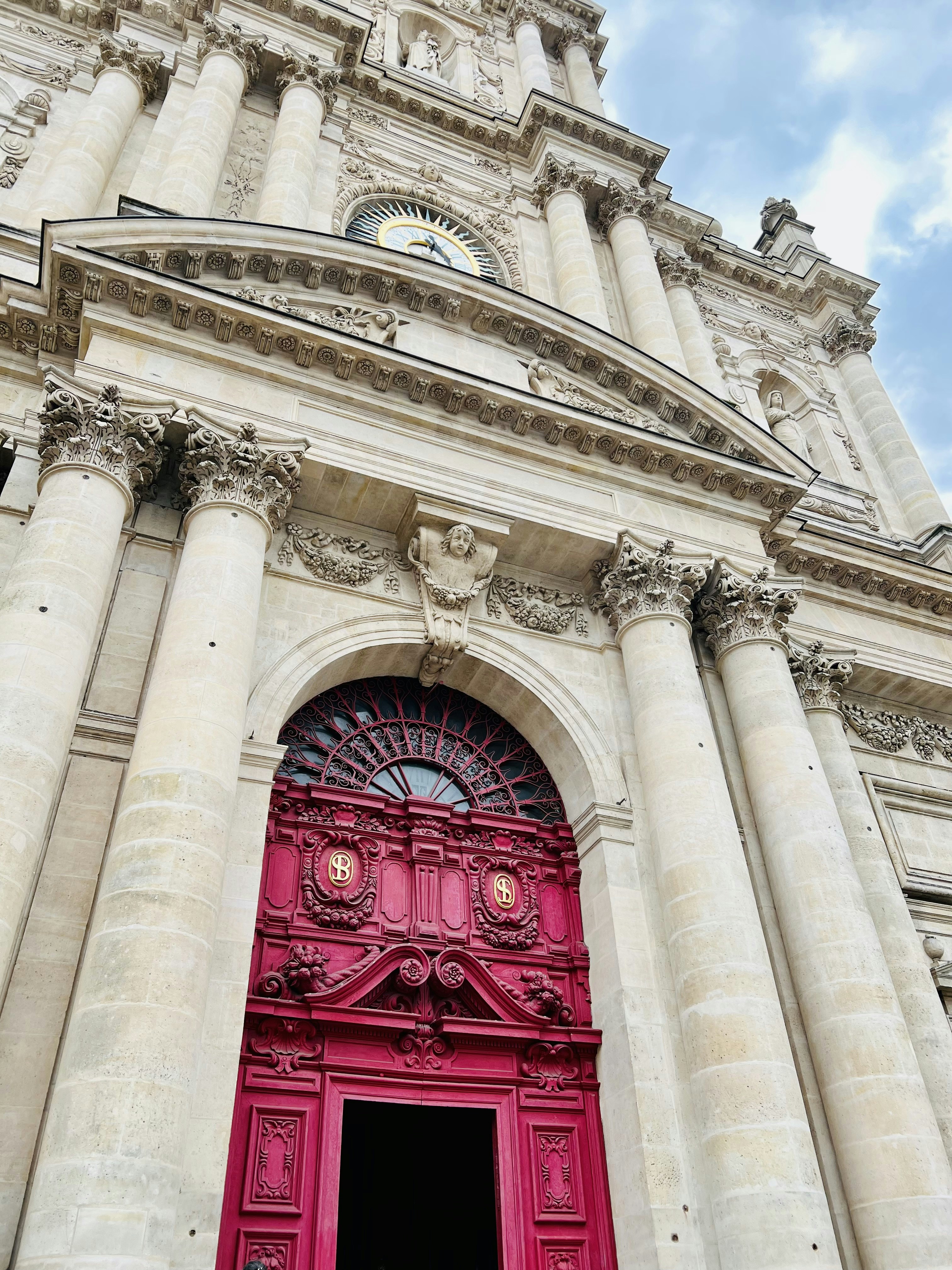 Uma porta vermelha está em frente a um prédio alto foto – Imagem grátis ...