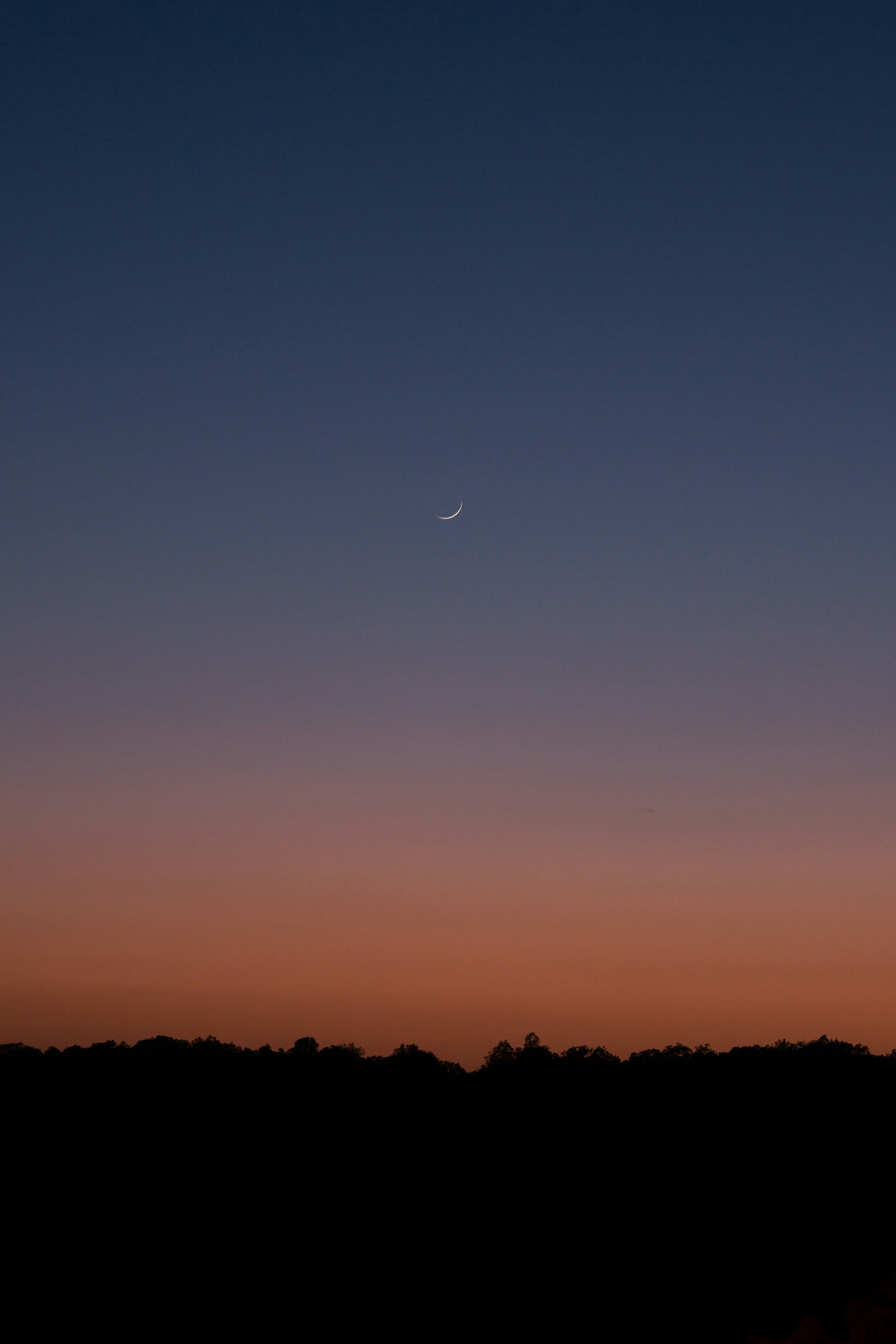 The moon is setting over the horizon of the horizon photo – Free Ifrane ...