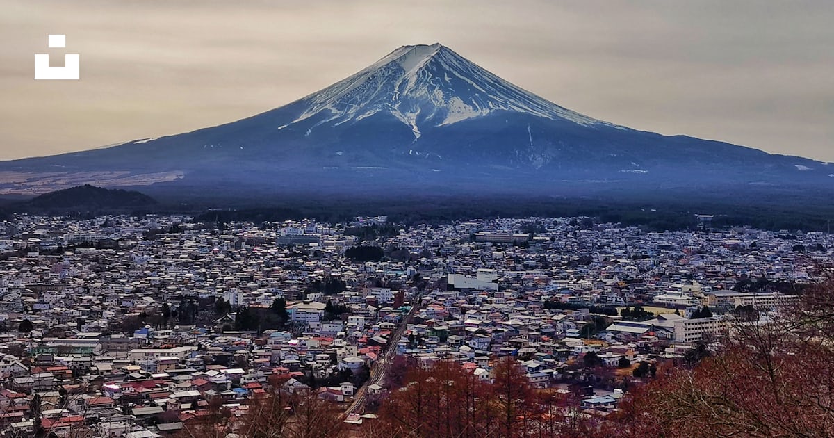 山を背景にした街の眺めの写真 Unsplashの日本の無料画像
