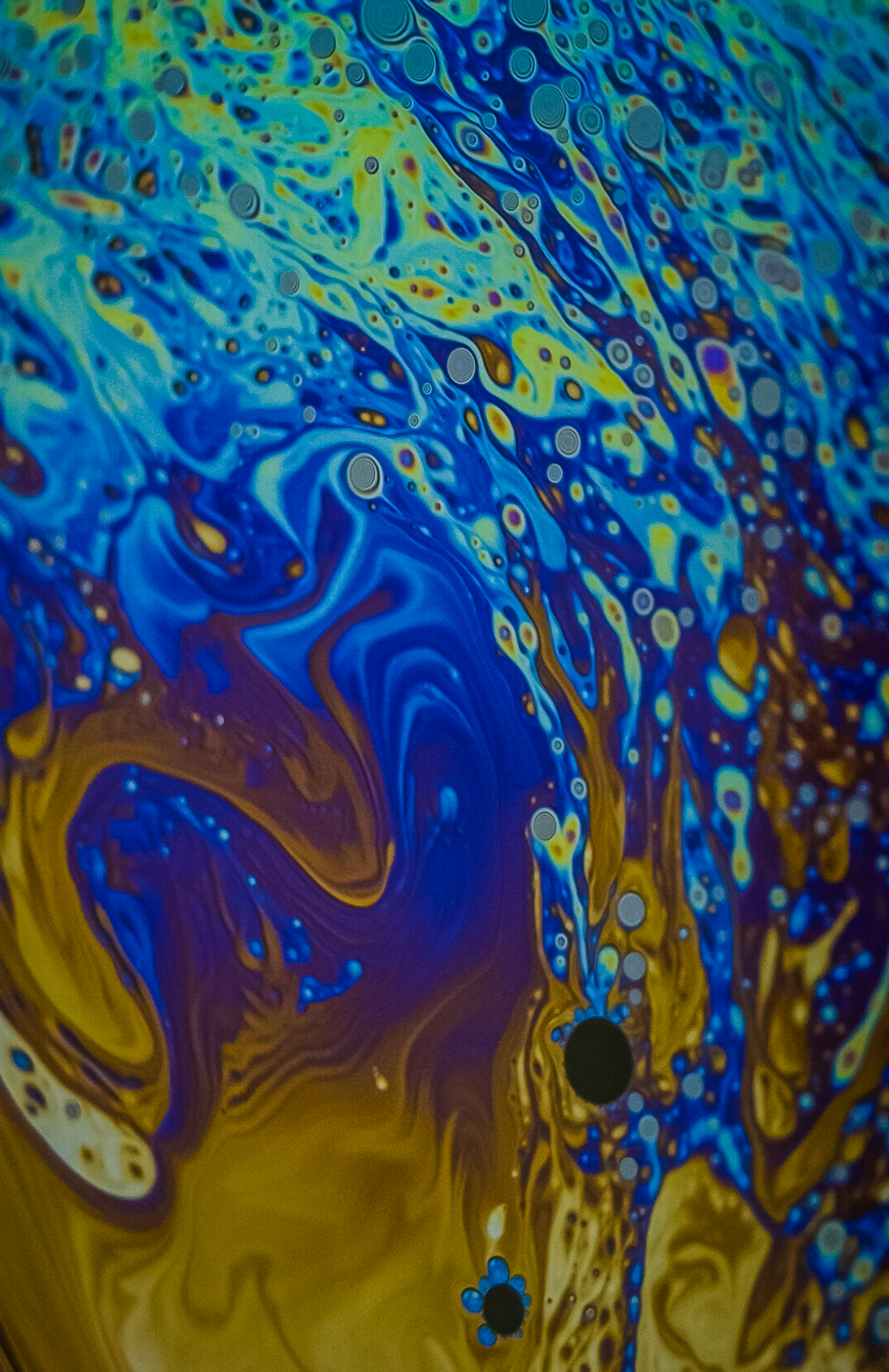 Gros plan d’un téléphone portable avec un liquide bleu et jaune photo ...