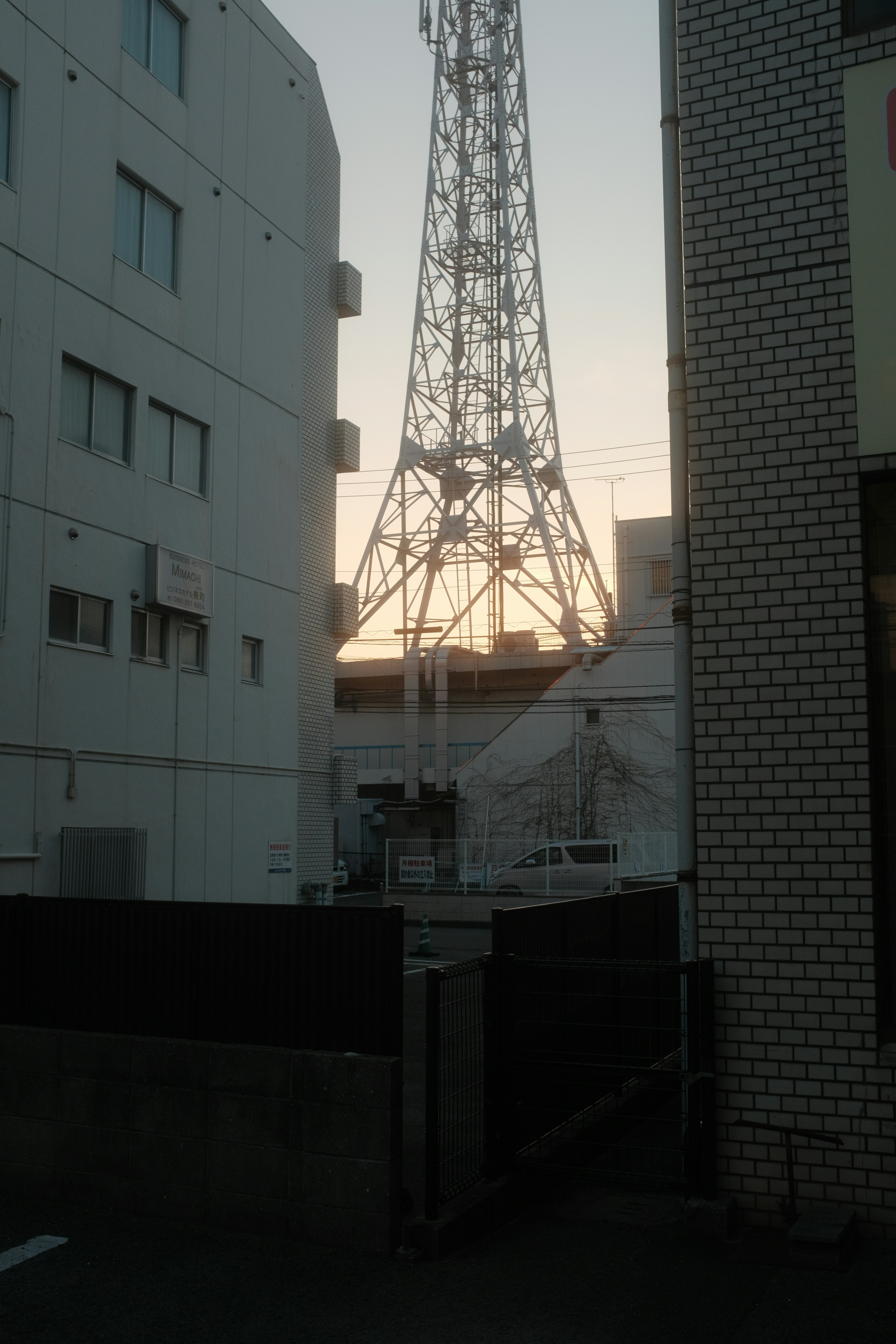 A very tall tower towering over a city photo – Free Car Image on Unsplash