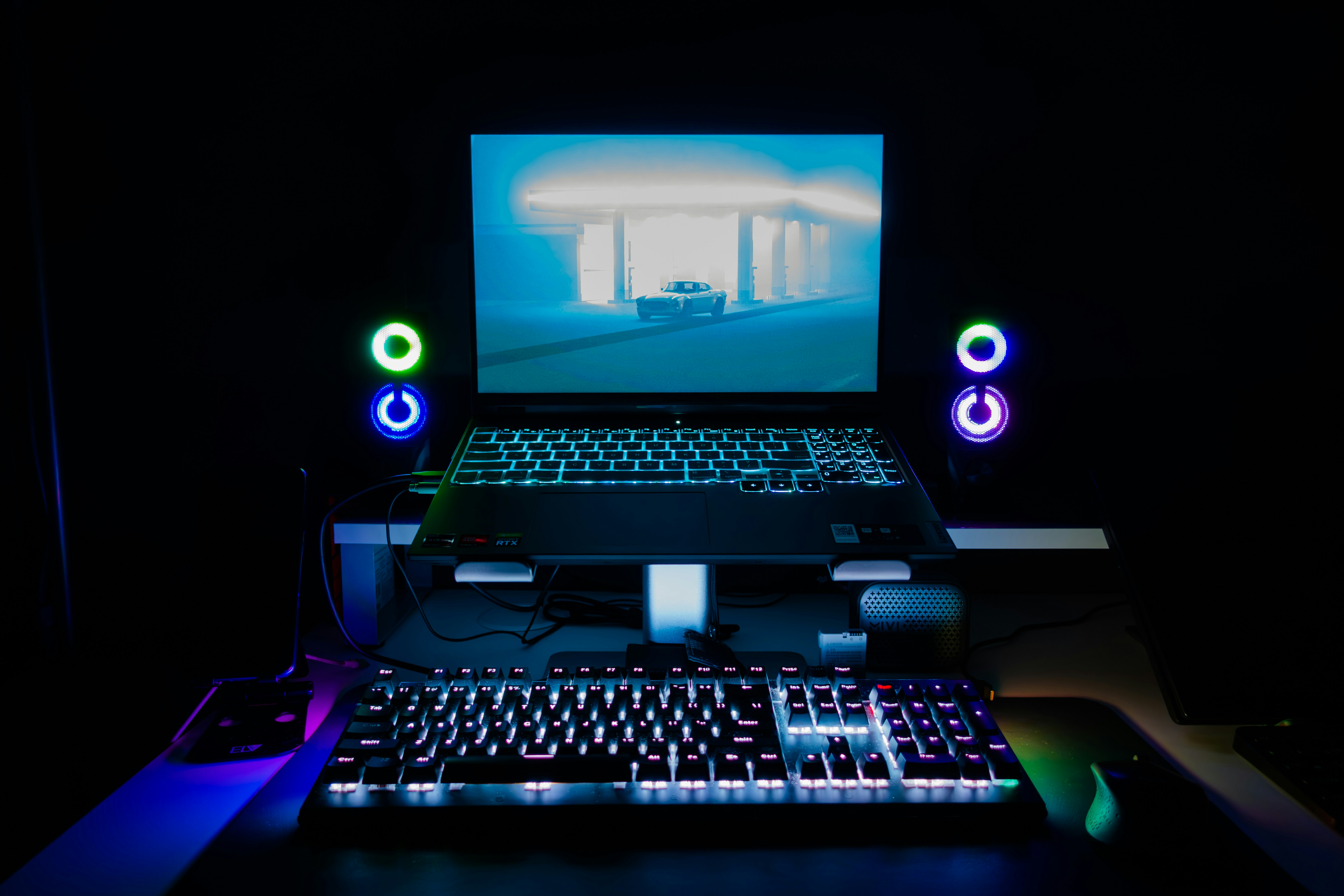 Un ordinateur portable posé sur un bureau photo – Photo Matériel ...