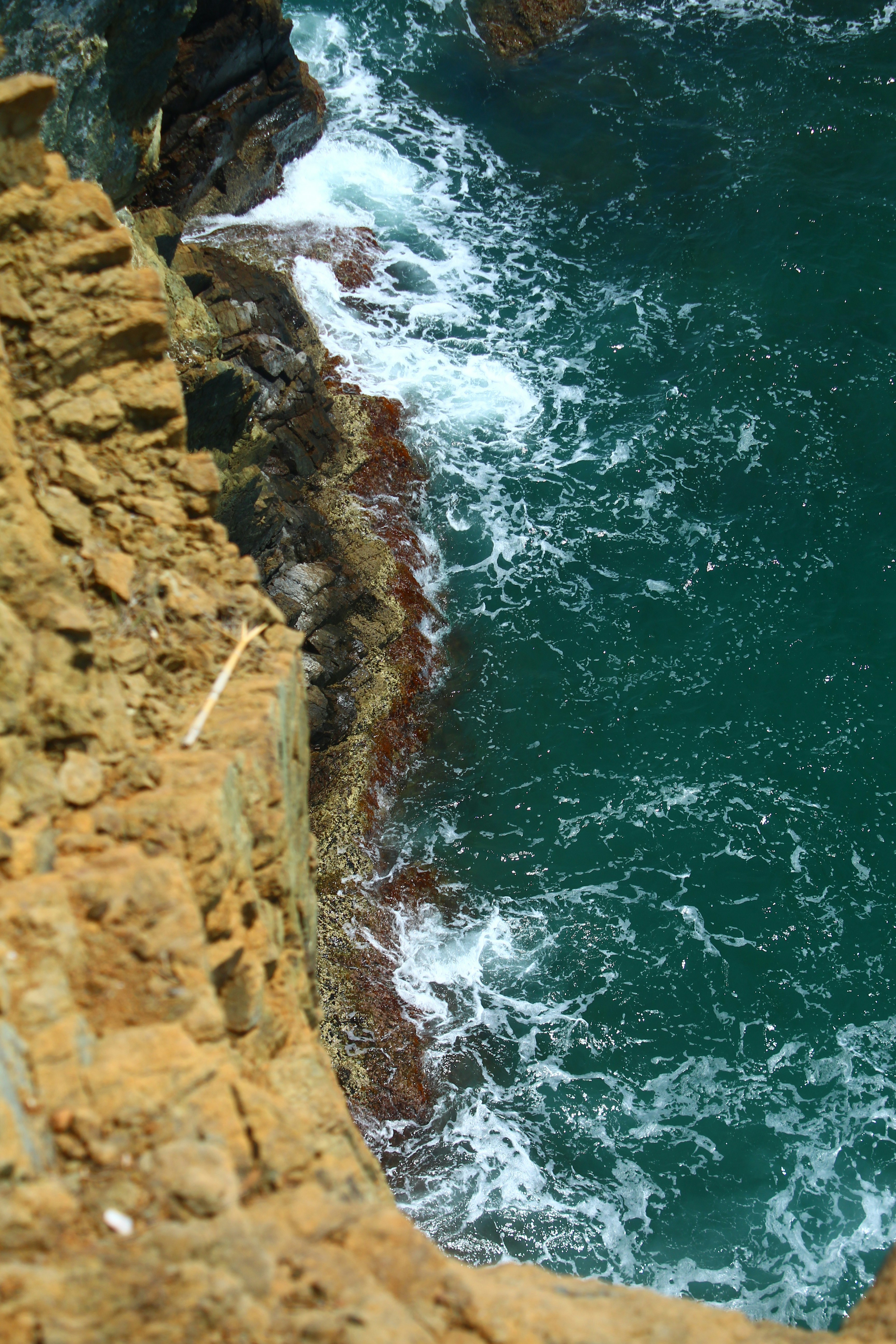 Cliffside Verge: Turquoise Breakers Fracturing the Rock