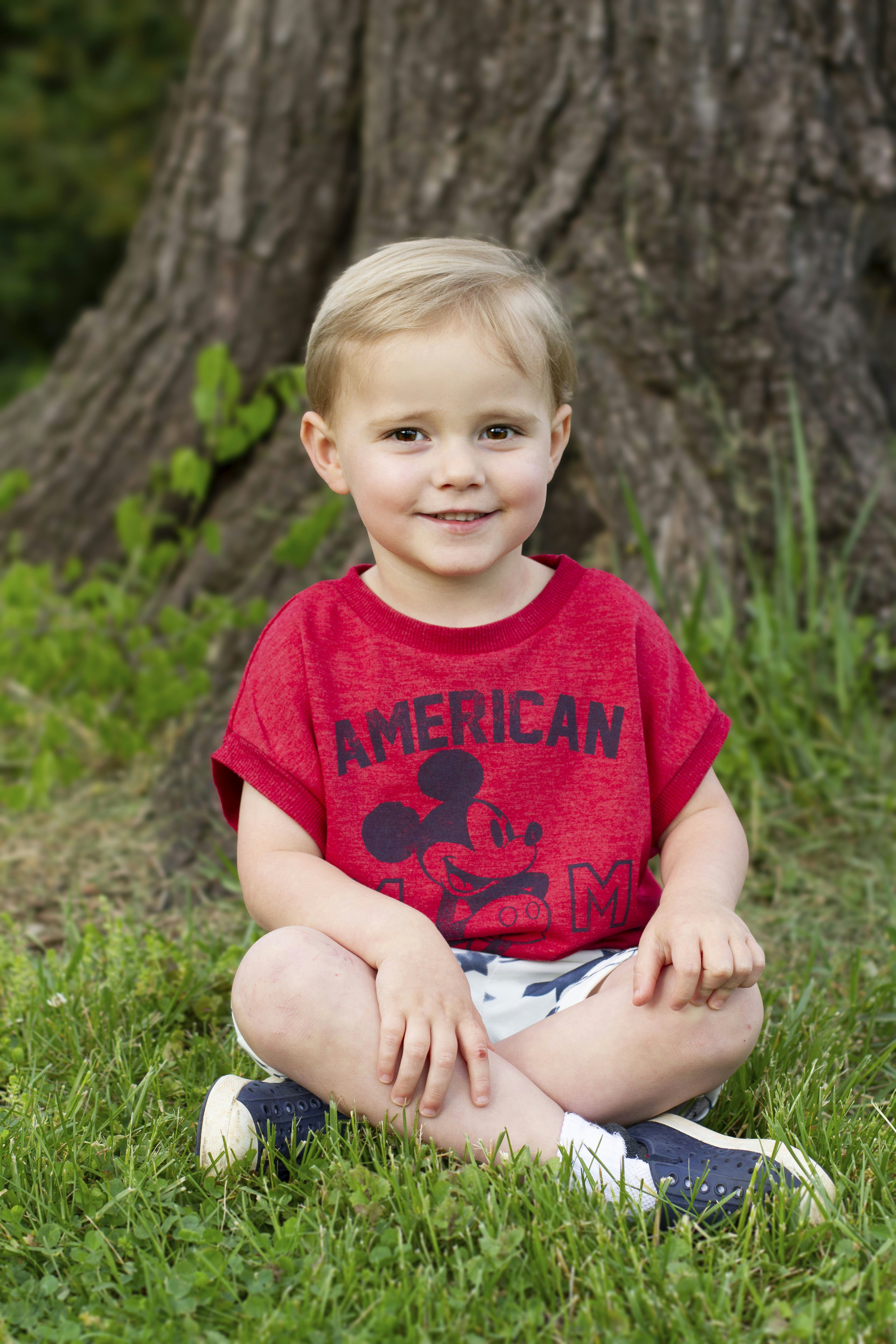 A little boy that is sitting in the grass photo – Free Child model ...