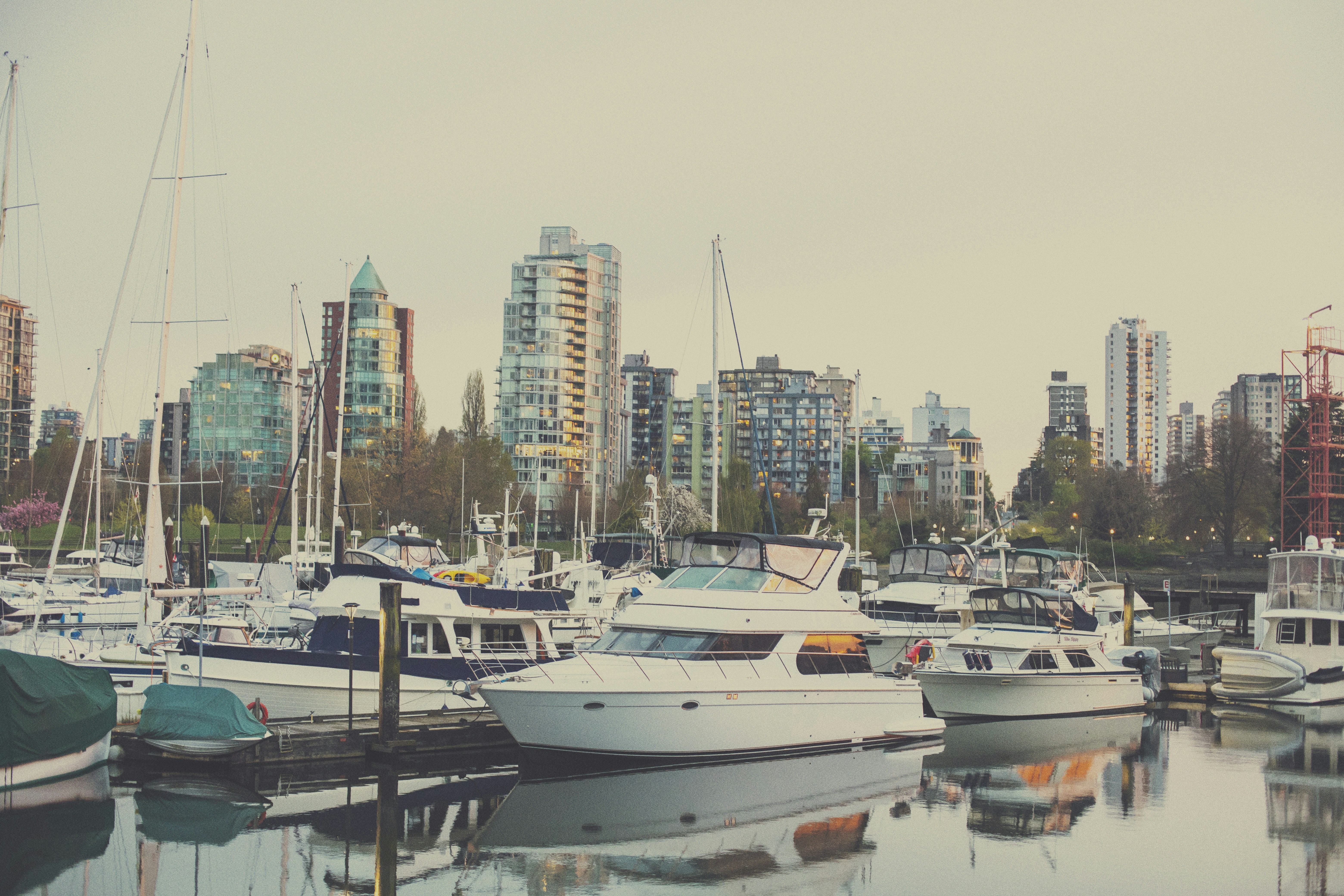 Un puerto lleno de muchos barcos junto a edificios altos foto – Imagen ...