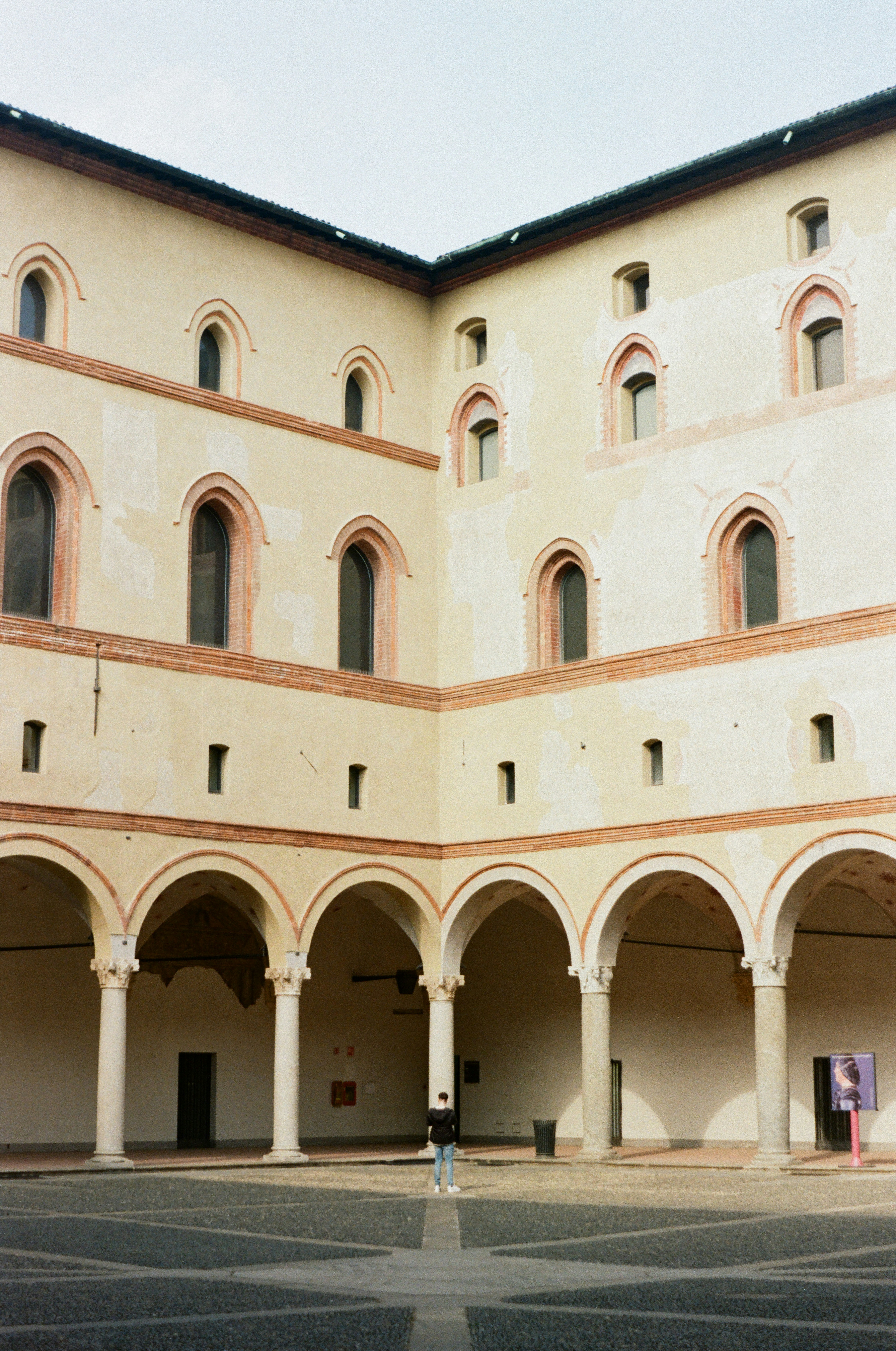 Un gran edificio con arcos y arcos a su alrededor foto – Imagen de ...