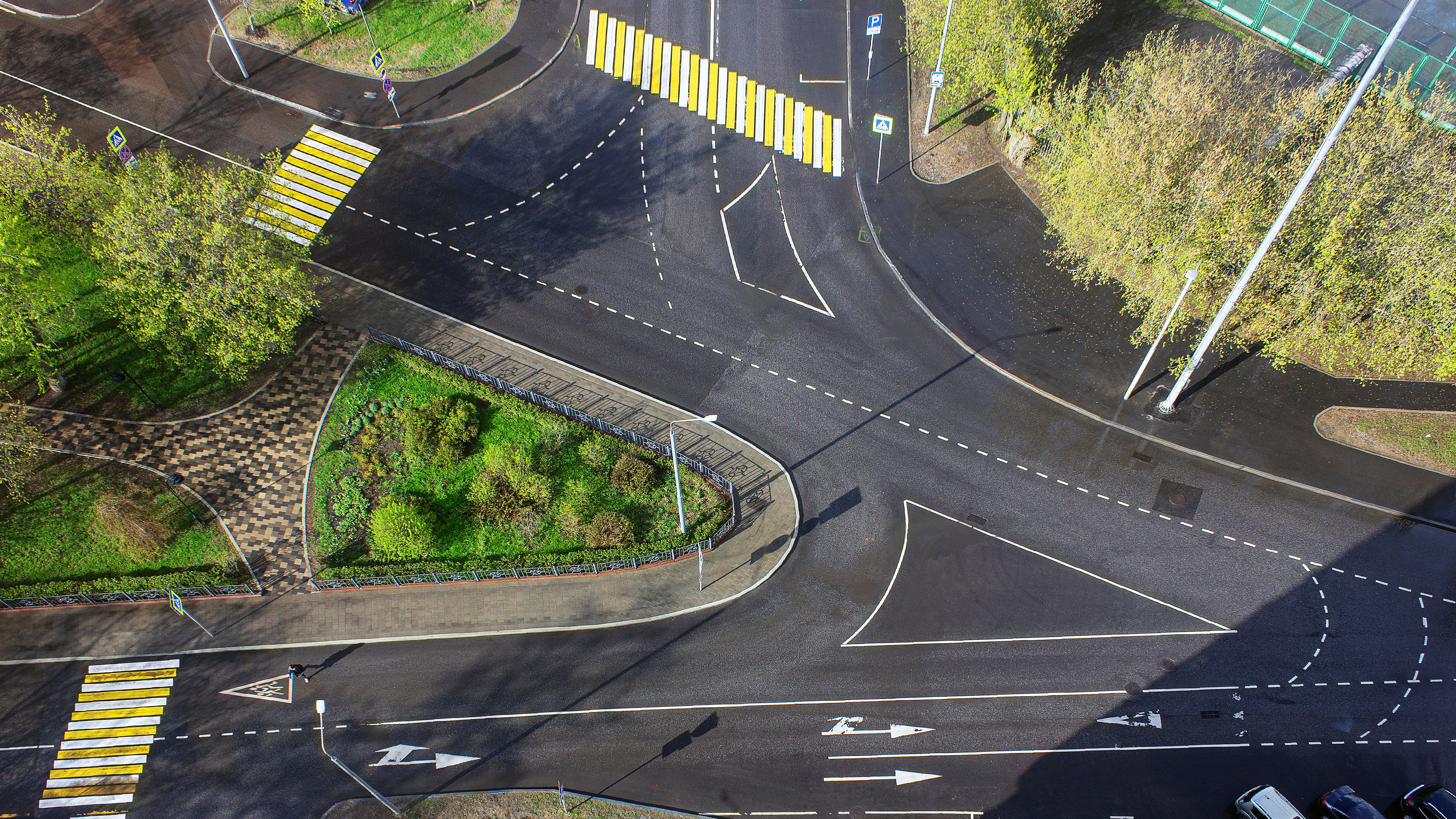 Una vista aérea de una intersección de calles con automóviles foto ...