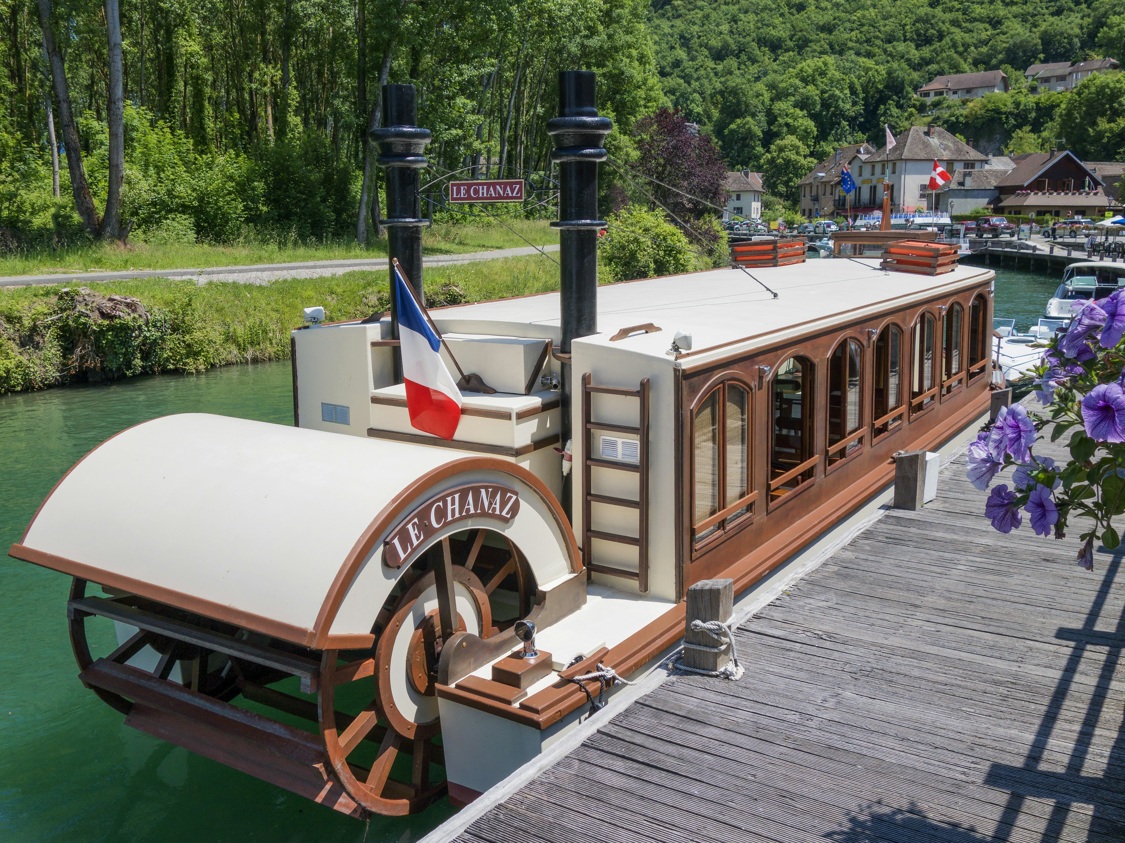 Le Charabord: Vintage Paddle Wheel in a Riverfront Haven