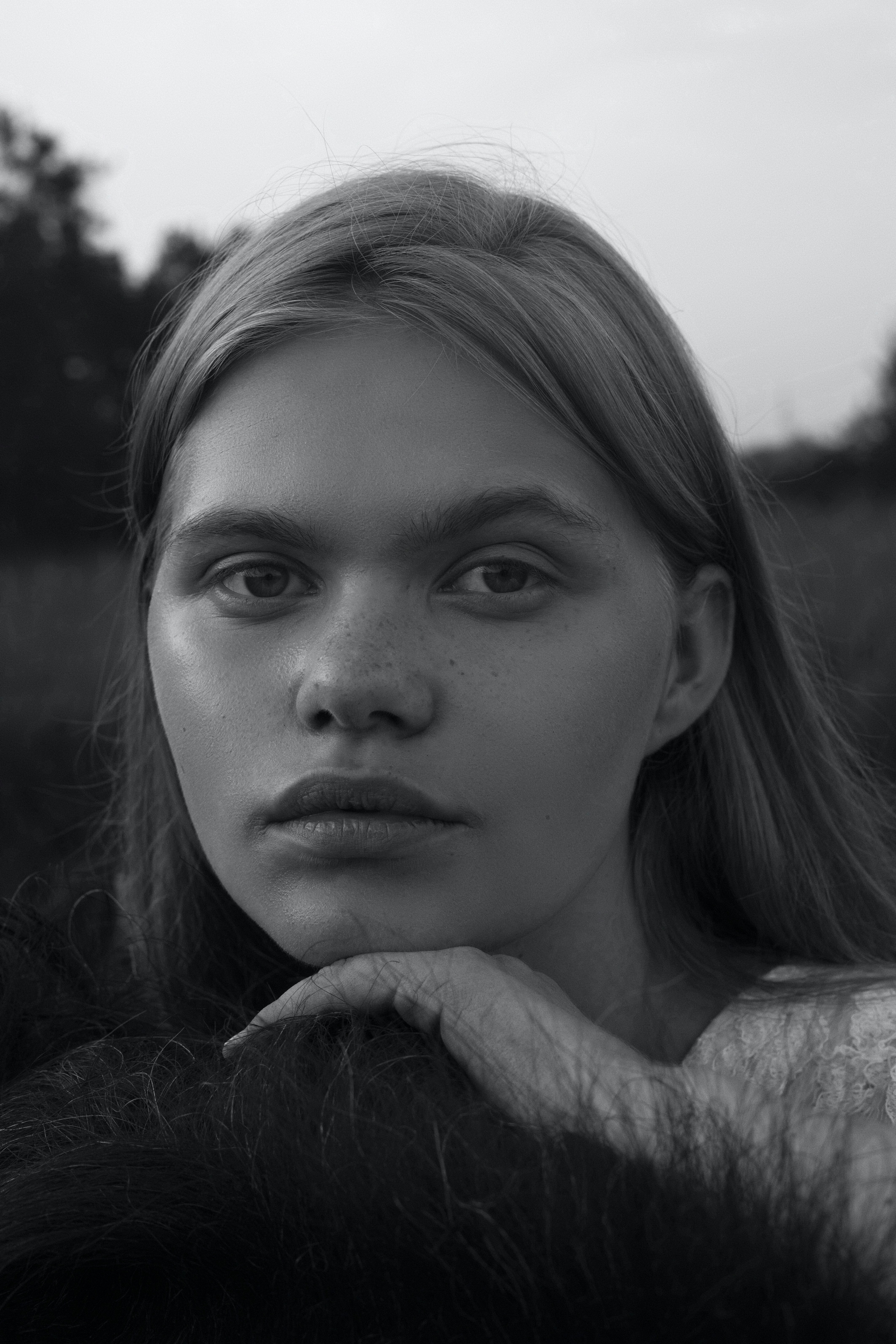 Foto Una mujer en una foto en blanco y negro – Imagen Persona gratis en ...