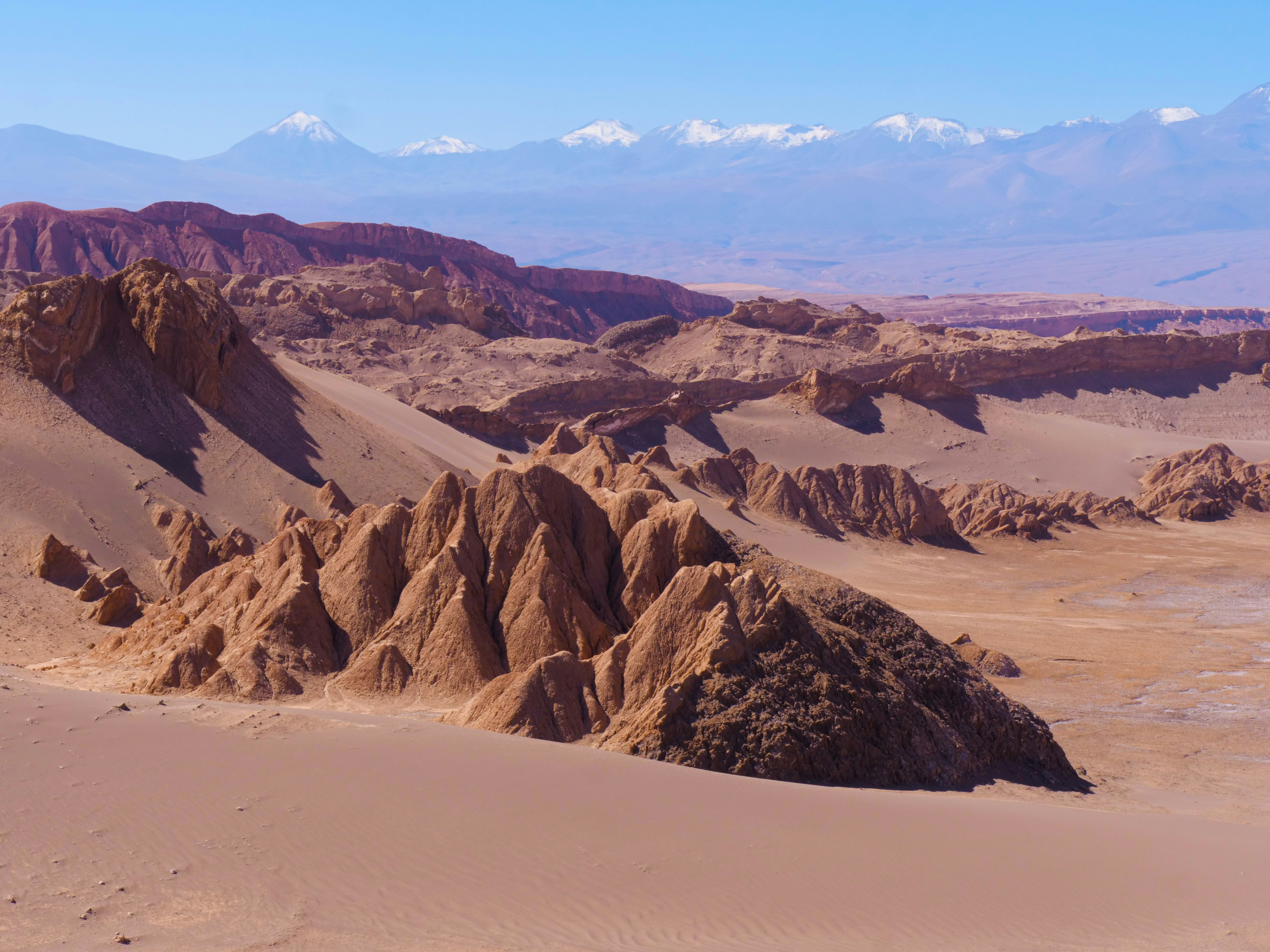 Un paysage désertique avec des montagnes en arrière-plan photo – Image ...