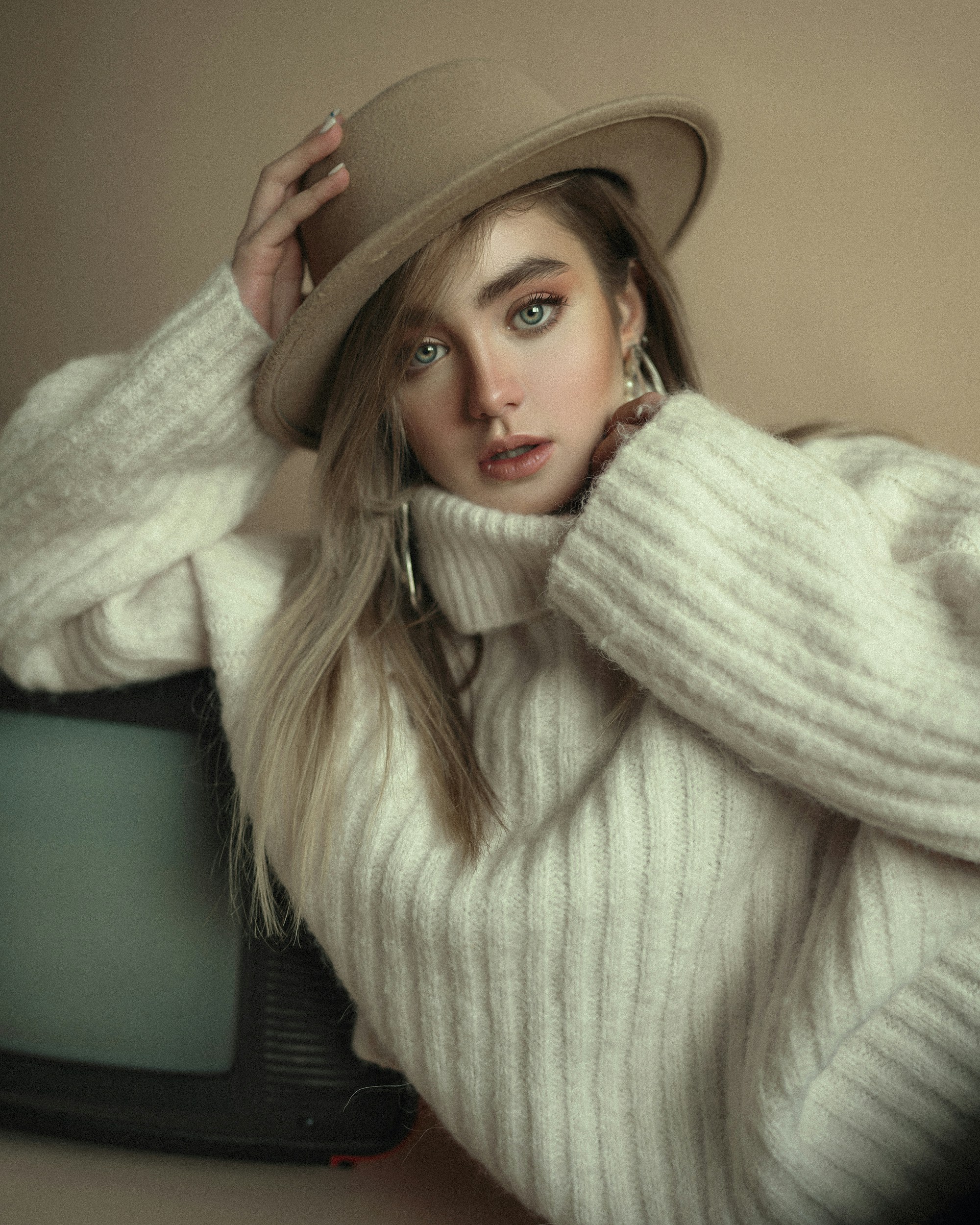 A woman in a white sweater and a hat photo – Free Fashion Image on Unsplash