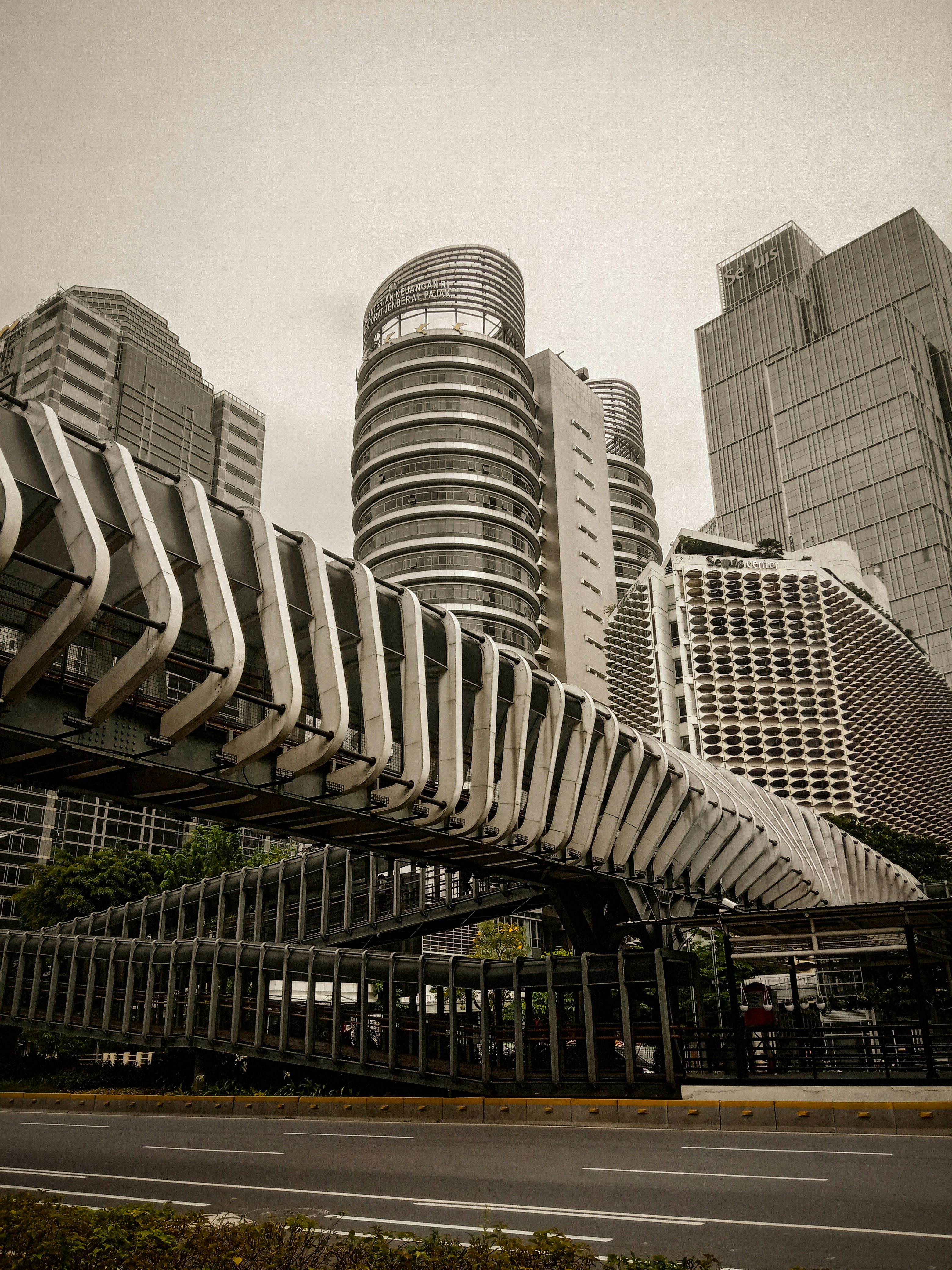 A very tall building with a very long roof photo – Free City Image on ...