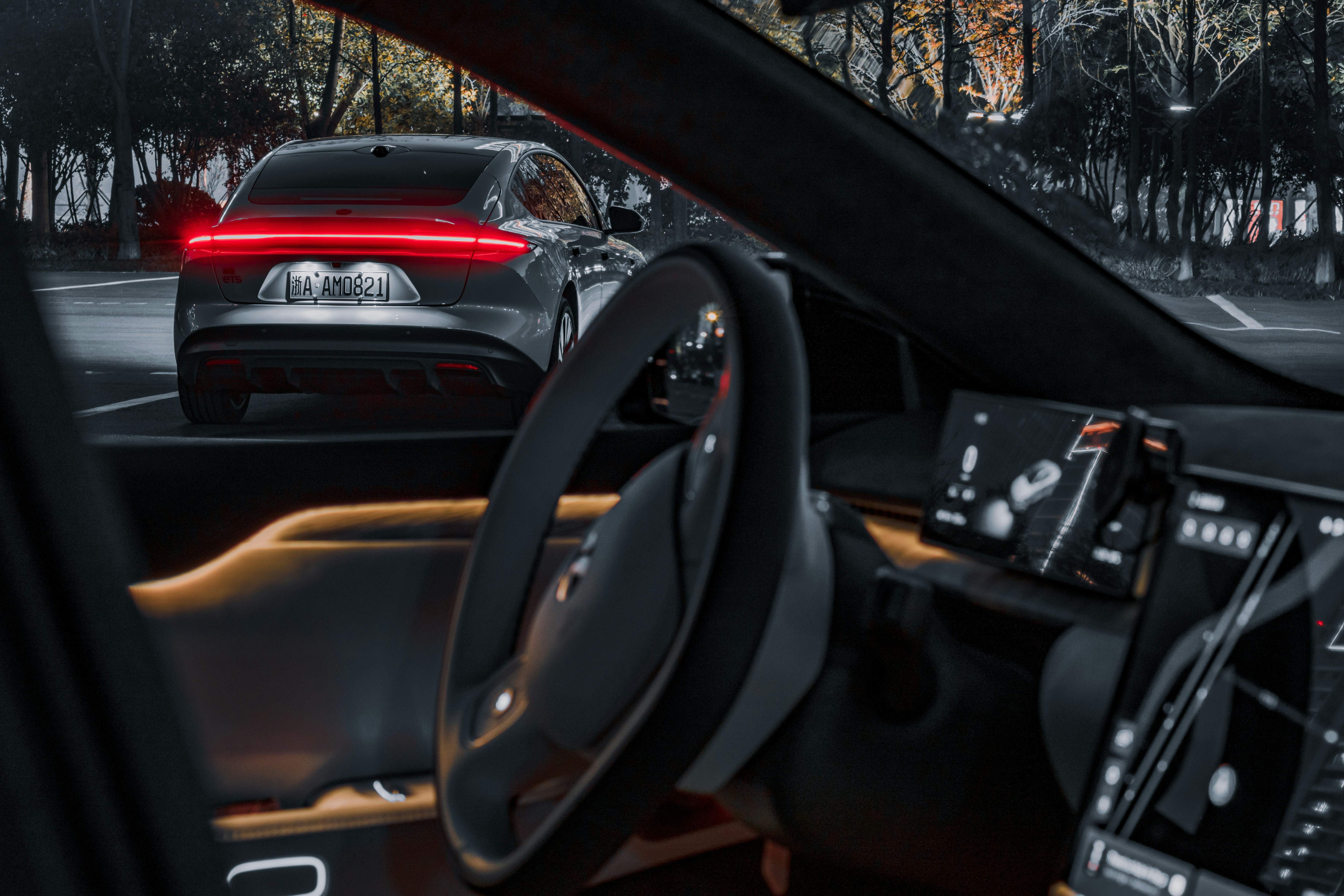 Foto zum Thema Der Innenraum eines Autos mit eingeschaltetem Licht ...