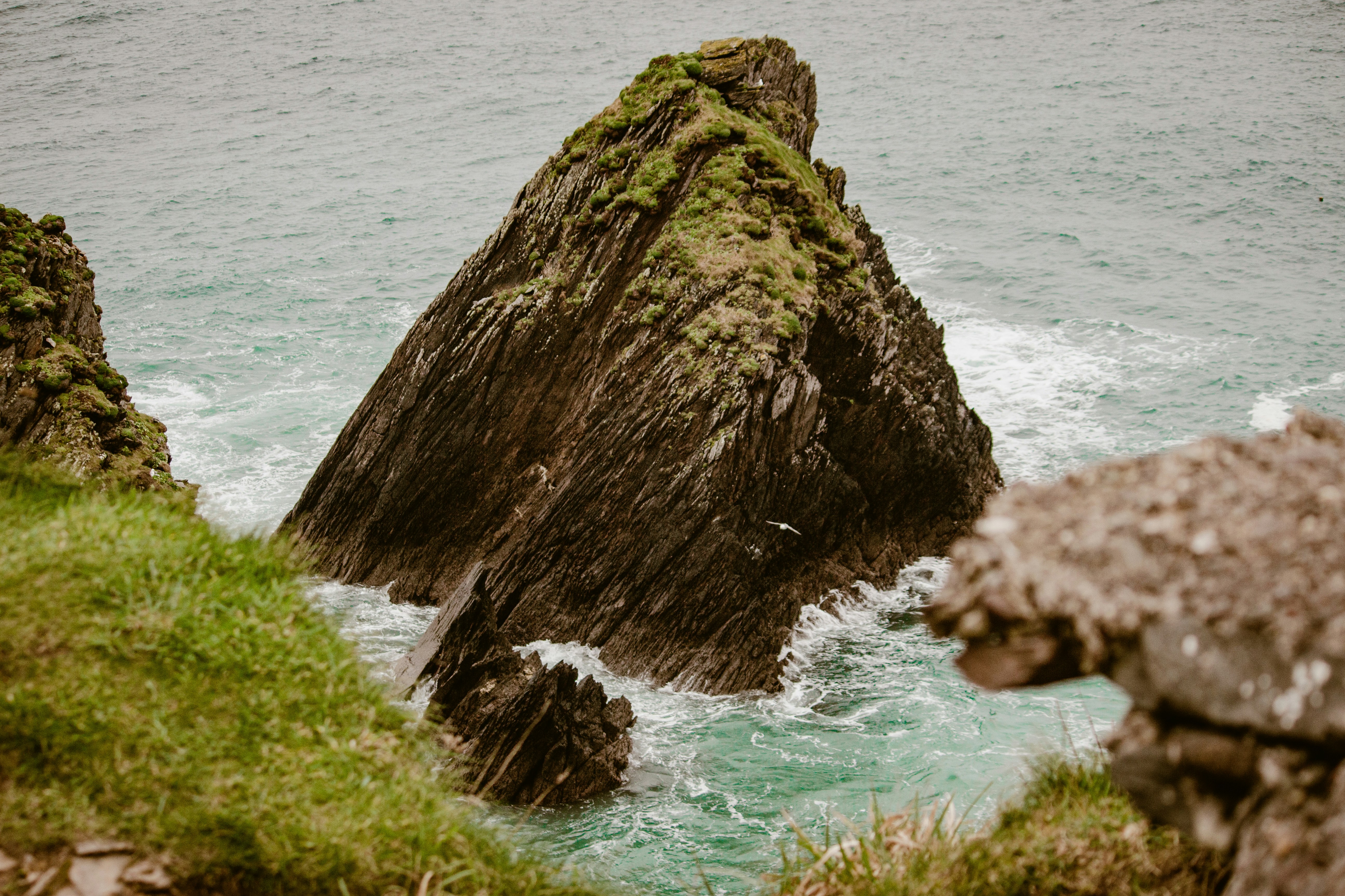 Un gros rocher sortant de l’océan photo – Image gratuite de Irlande sur ...
