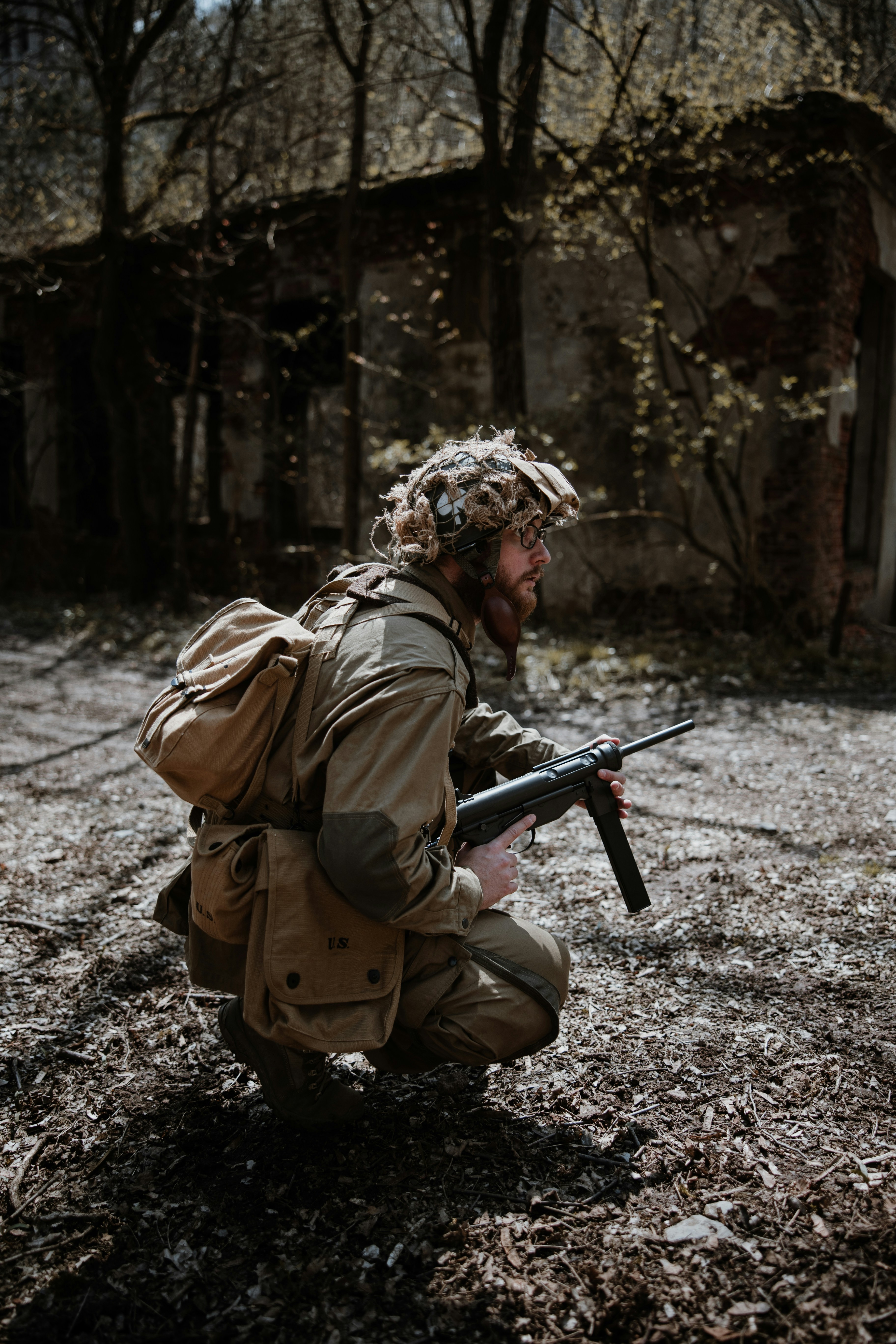 A man kneeling down with a rifle in his hand photo – Free Tactical gear ...