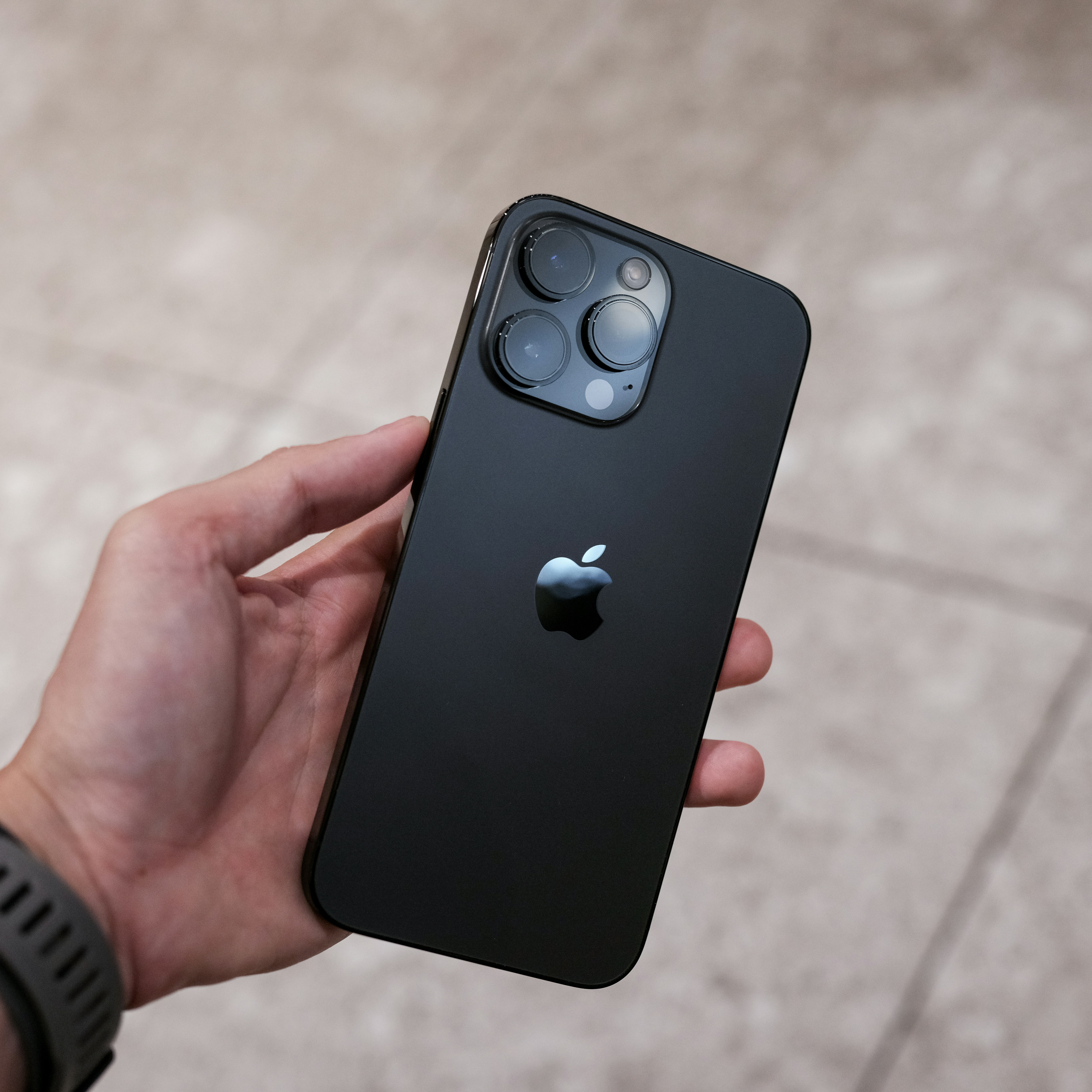 Foto Una persona sosteniendo un iPhone en la mano – Imagen Apple iPhone ...