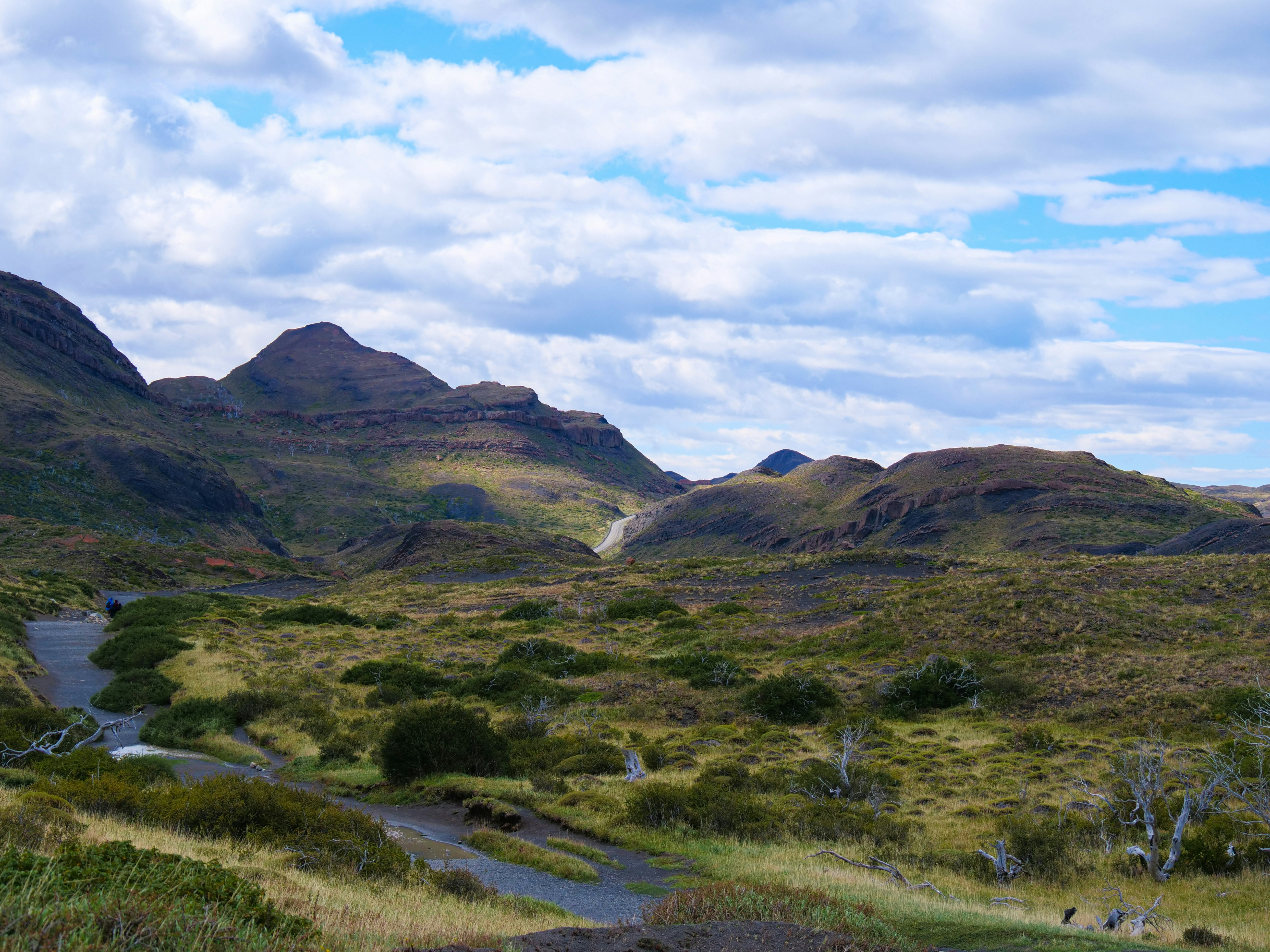 A scenic view of a valley with mountains in the background photo – Free ...