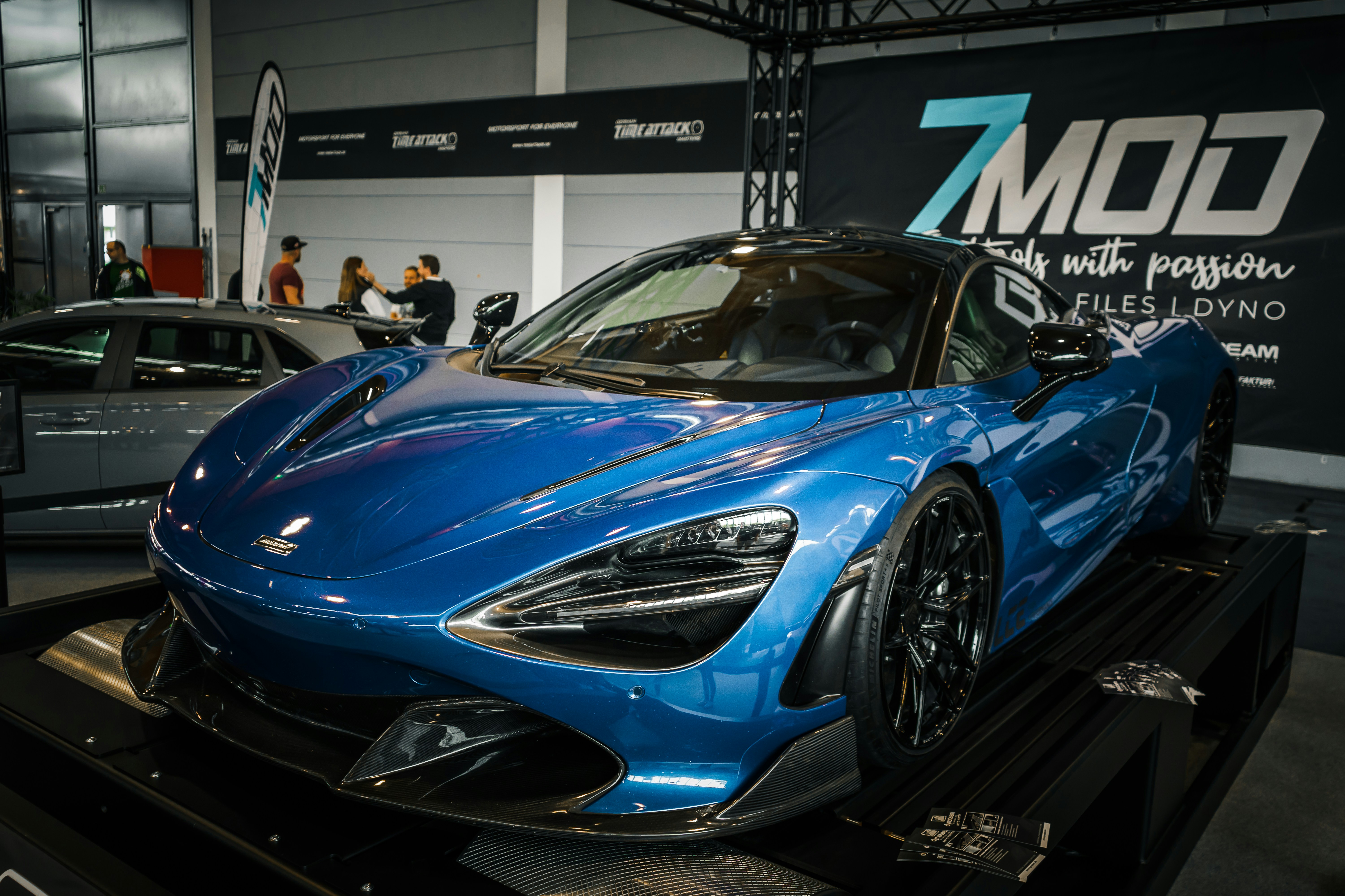 Foto Un auto deportivo azul en exhibición en una exhibición de autos ...