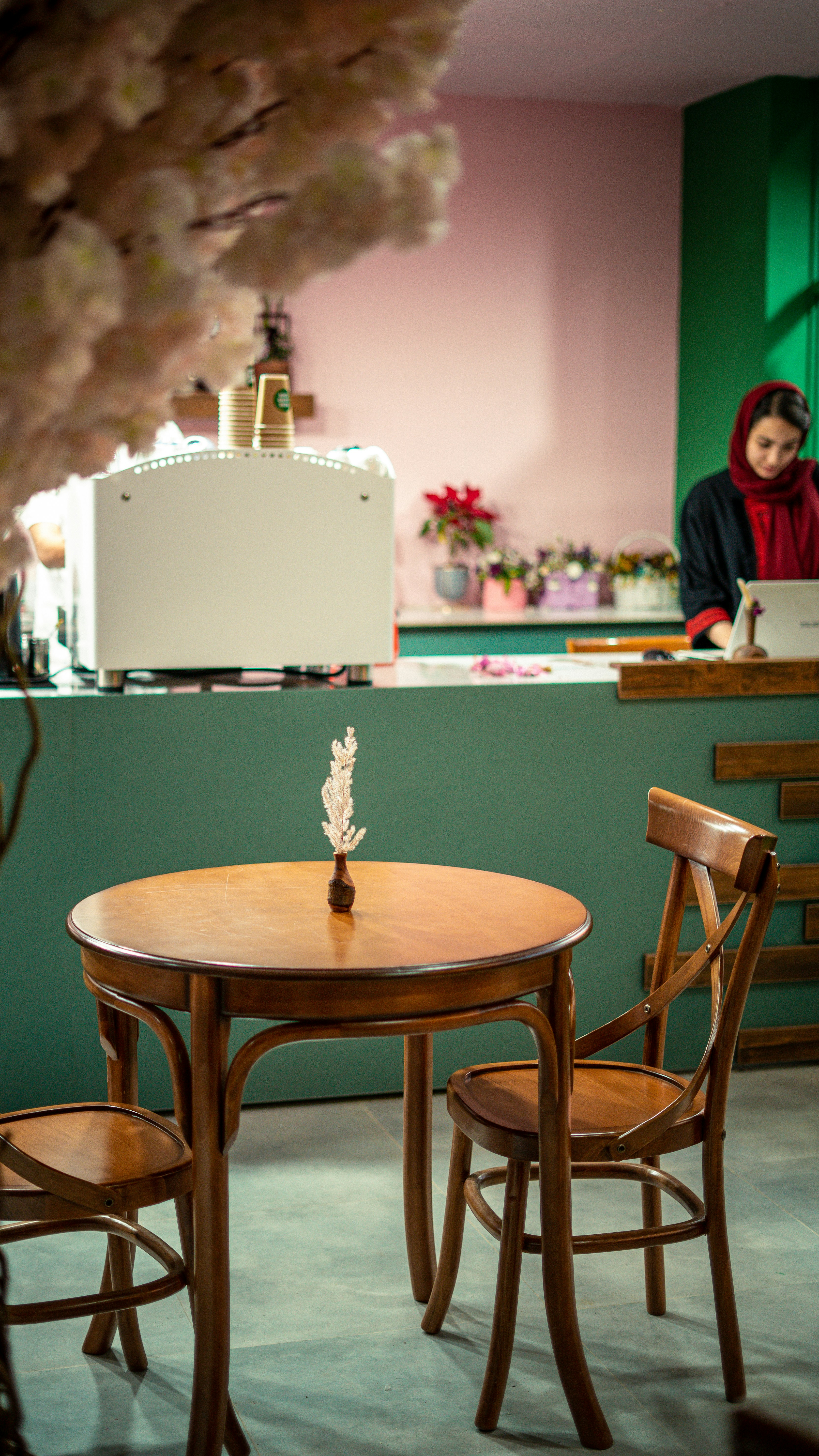 Cafe Quiet: A Cinnamon Tabletop Moment Beneath Soft Pink and Teal Glow