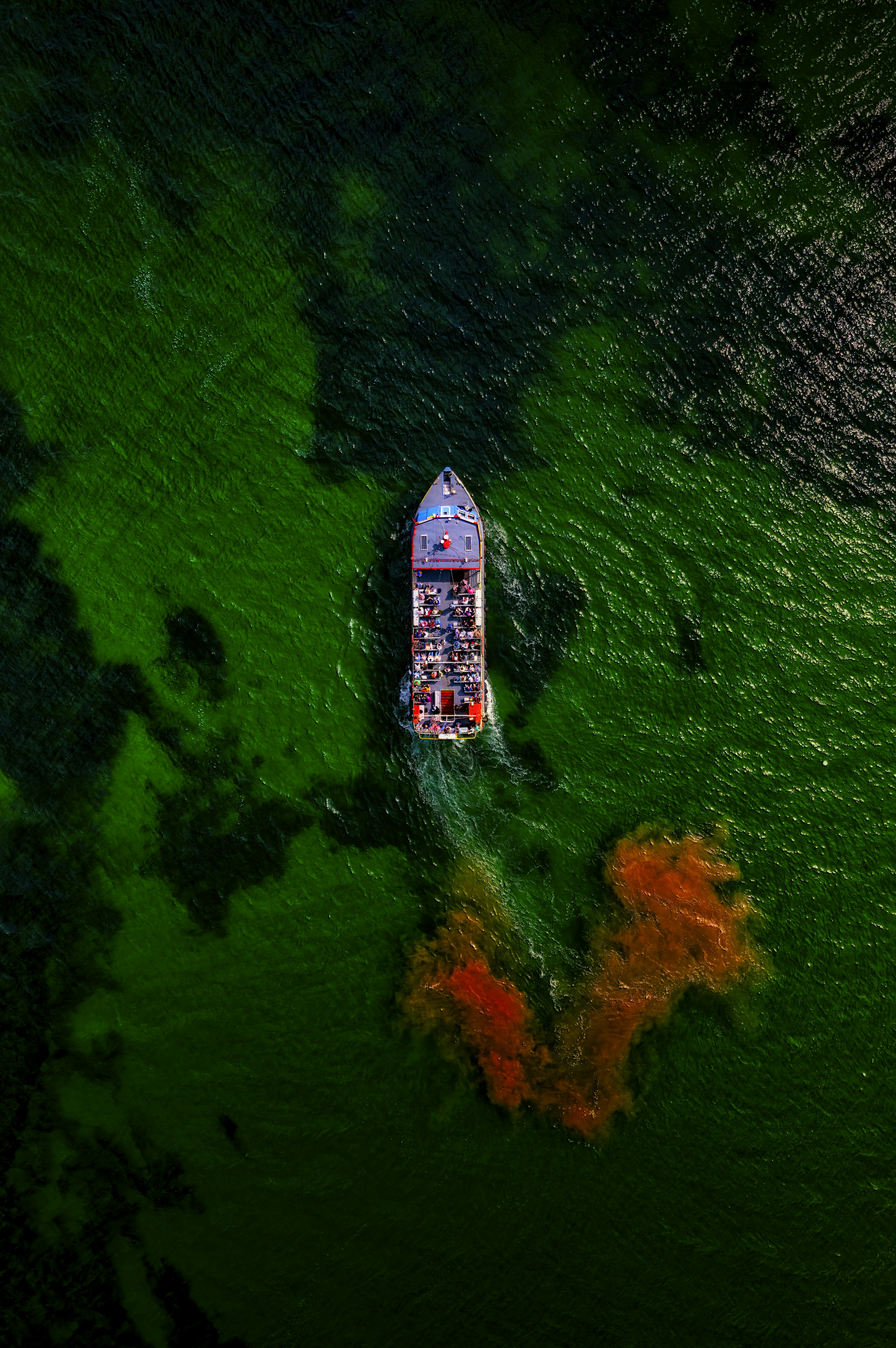 Ship Stirrer. Passenger boat turns up the motors, and churns up shallows. Devon, UK
