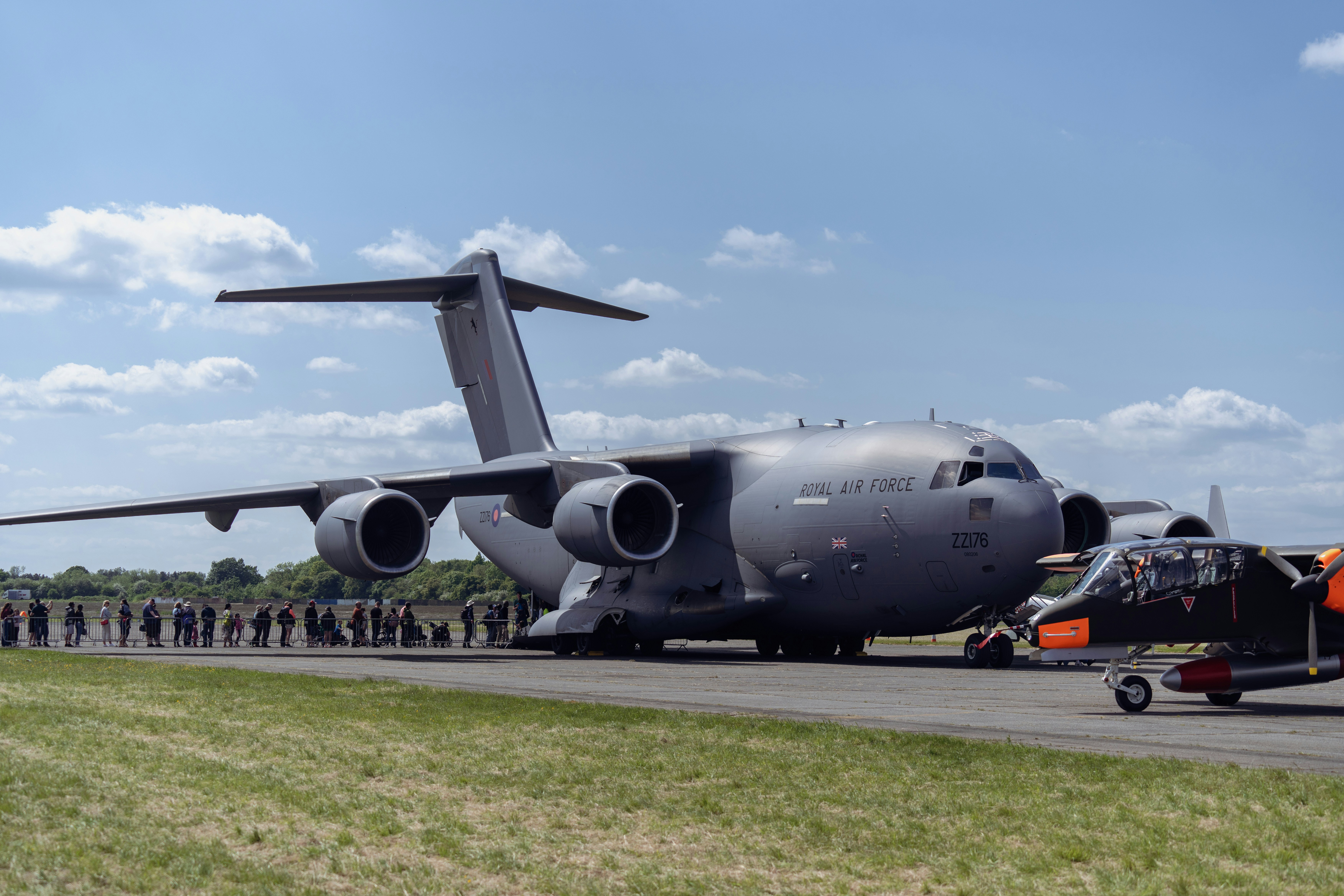 Un grand avion assis au sommet d’une piste d’aéroport photo – Photo ...