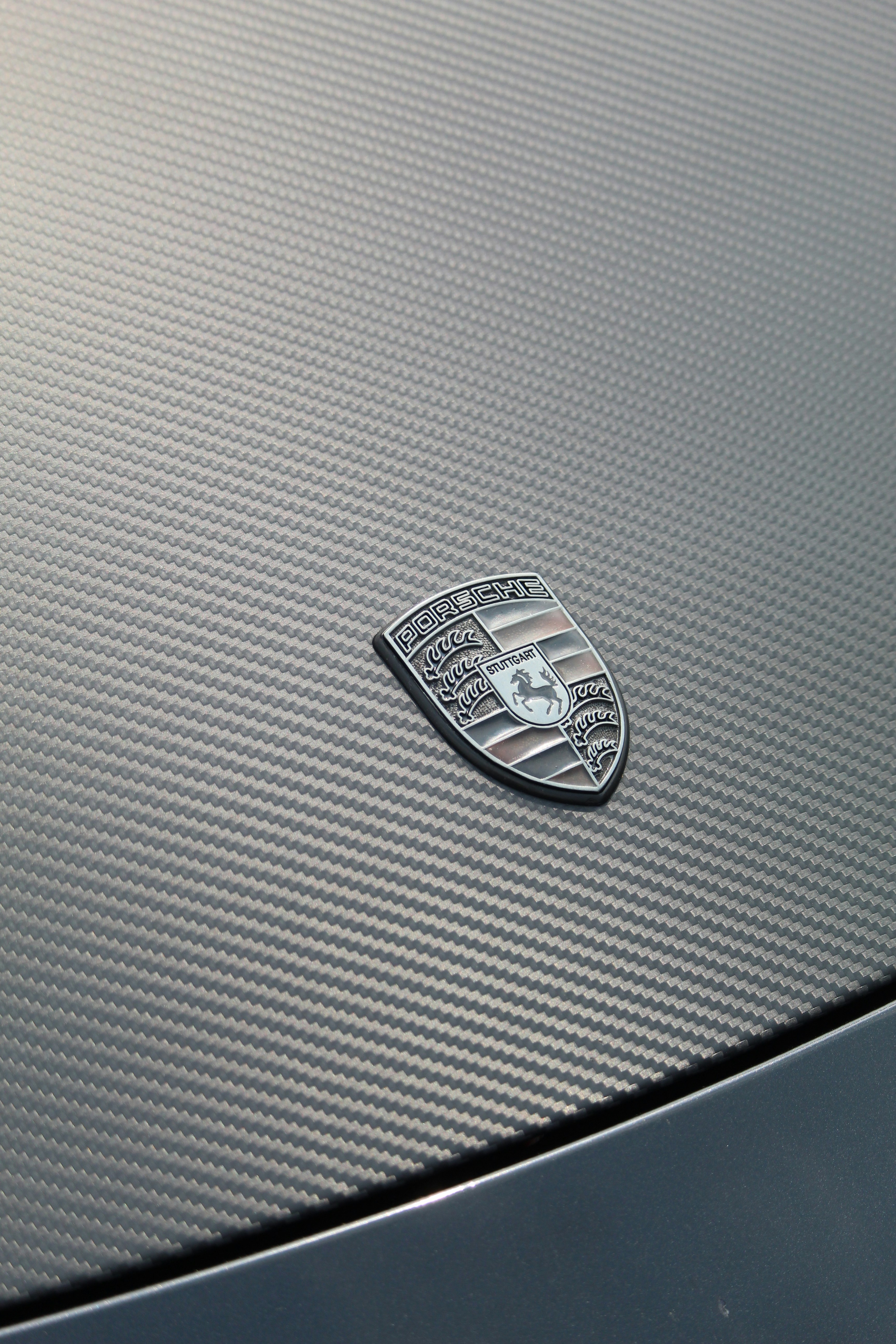 Un primer plano del emblema en un coche foto – Imagen de Porche ...