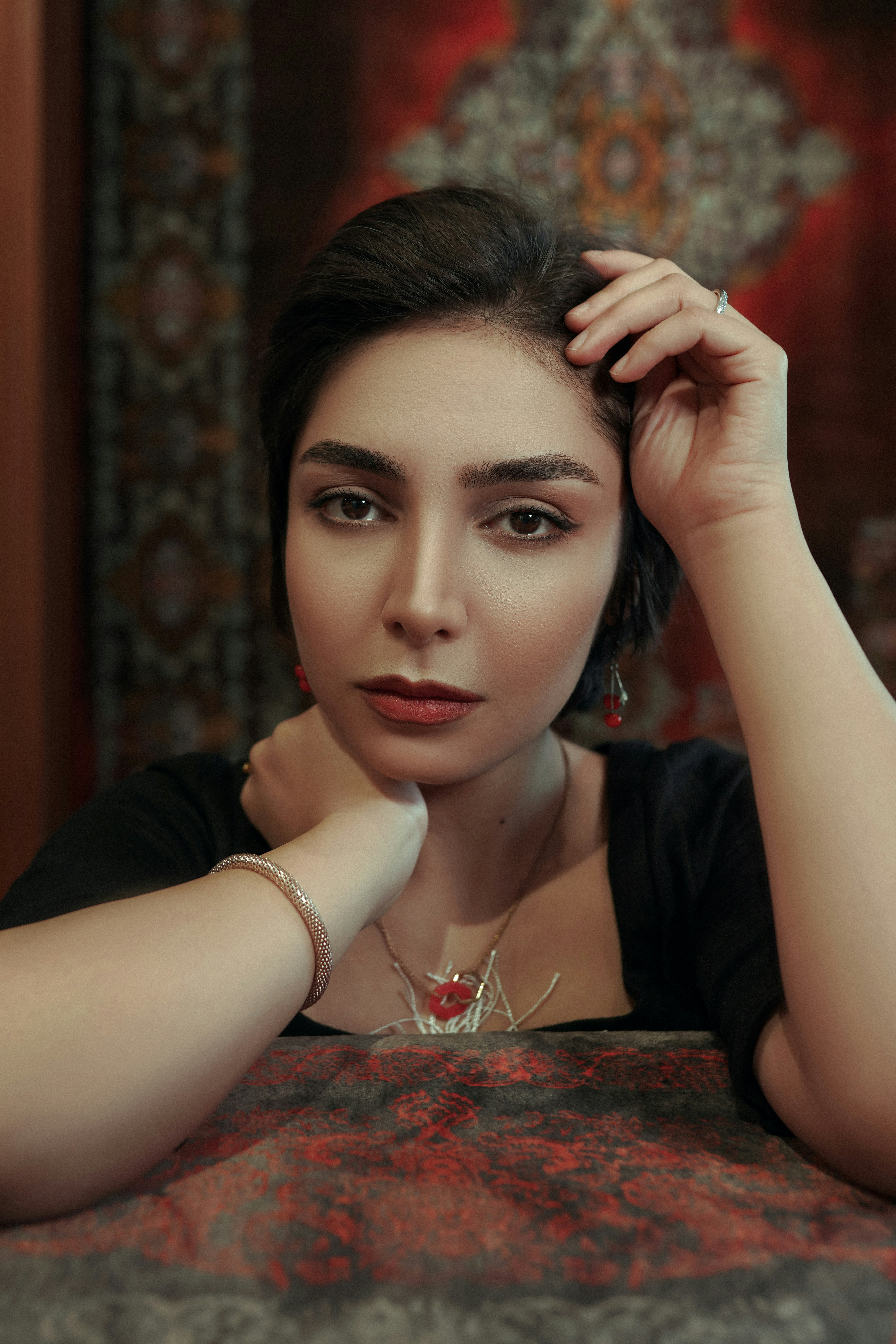 A woman sitting at a table with her hand on her head photo – Free Irbil Image on Unsplash