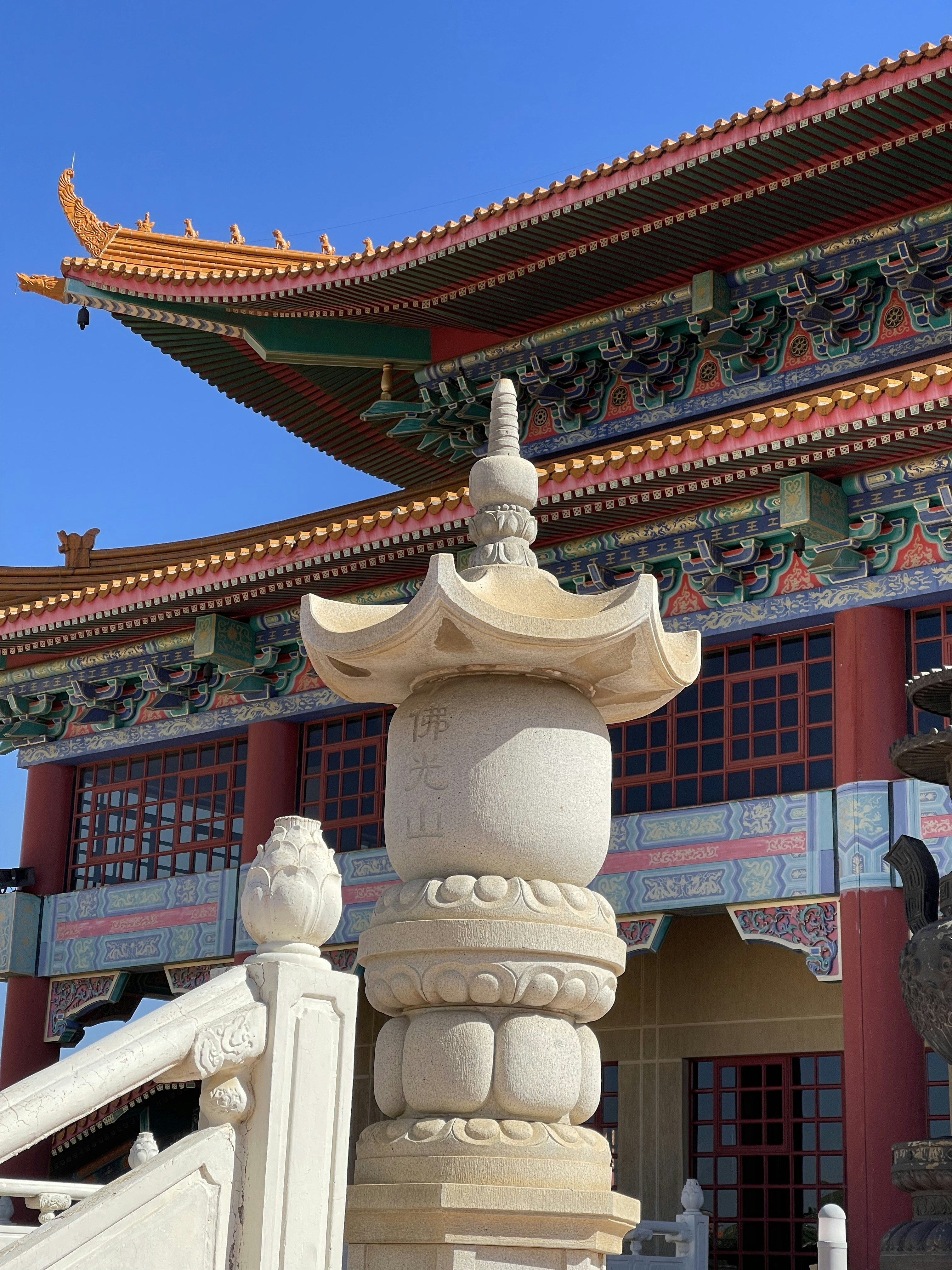 A tall building with a tall roof and a tall column photo – Free ...