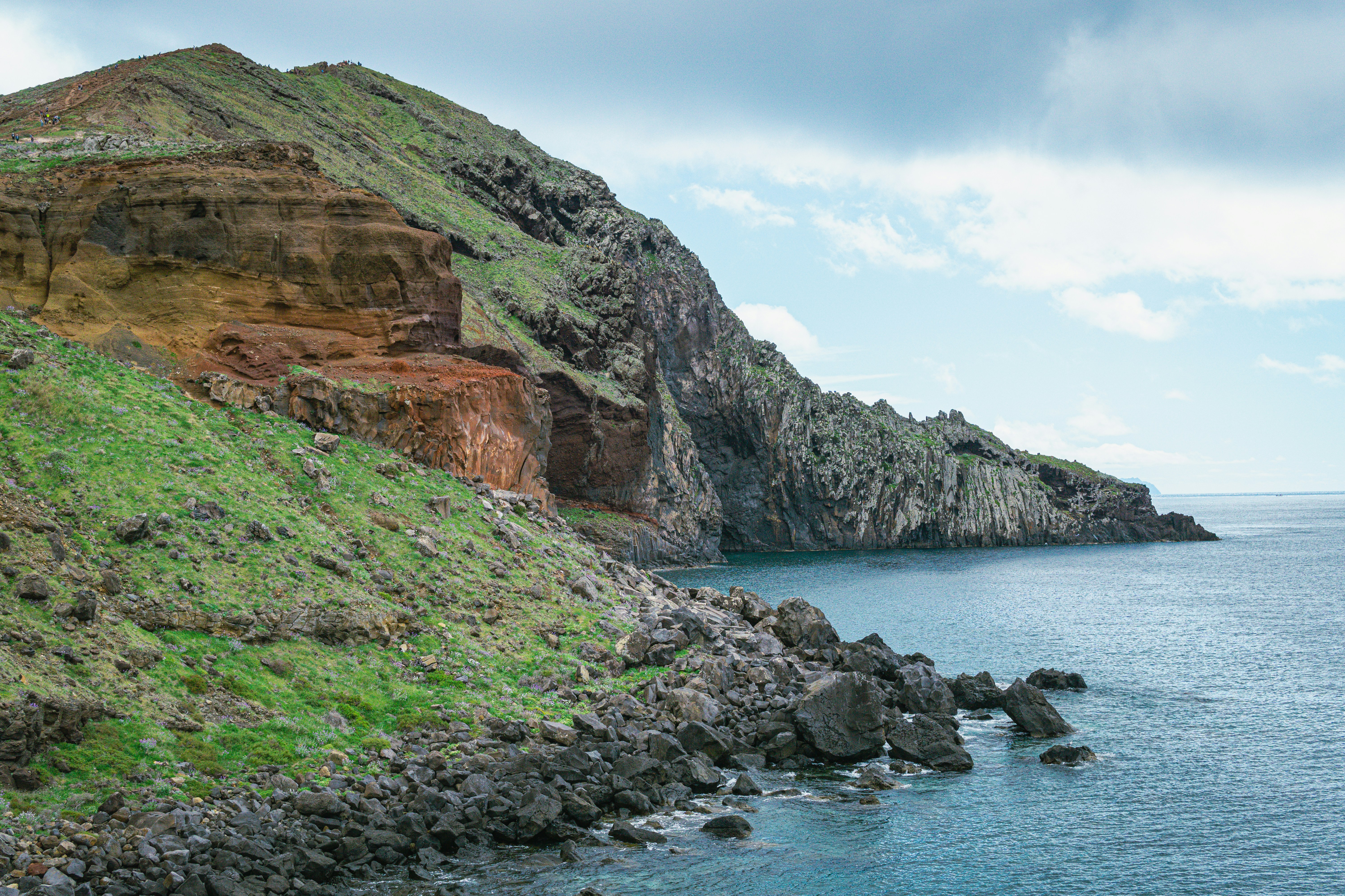 Une falaise rocheuse sur le bord d’un plan d’eau photo – Photo Madère ...