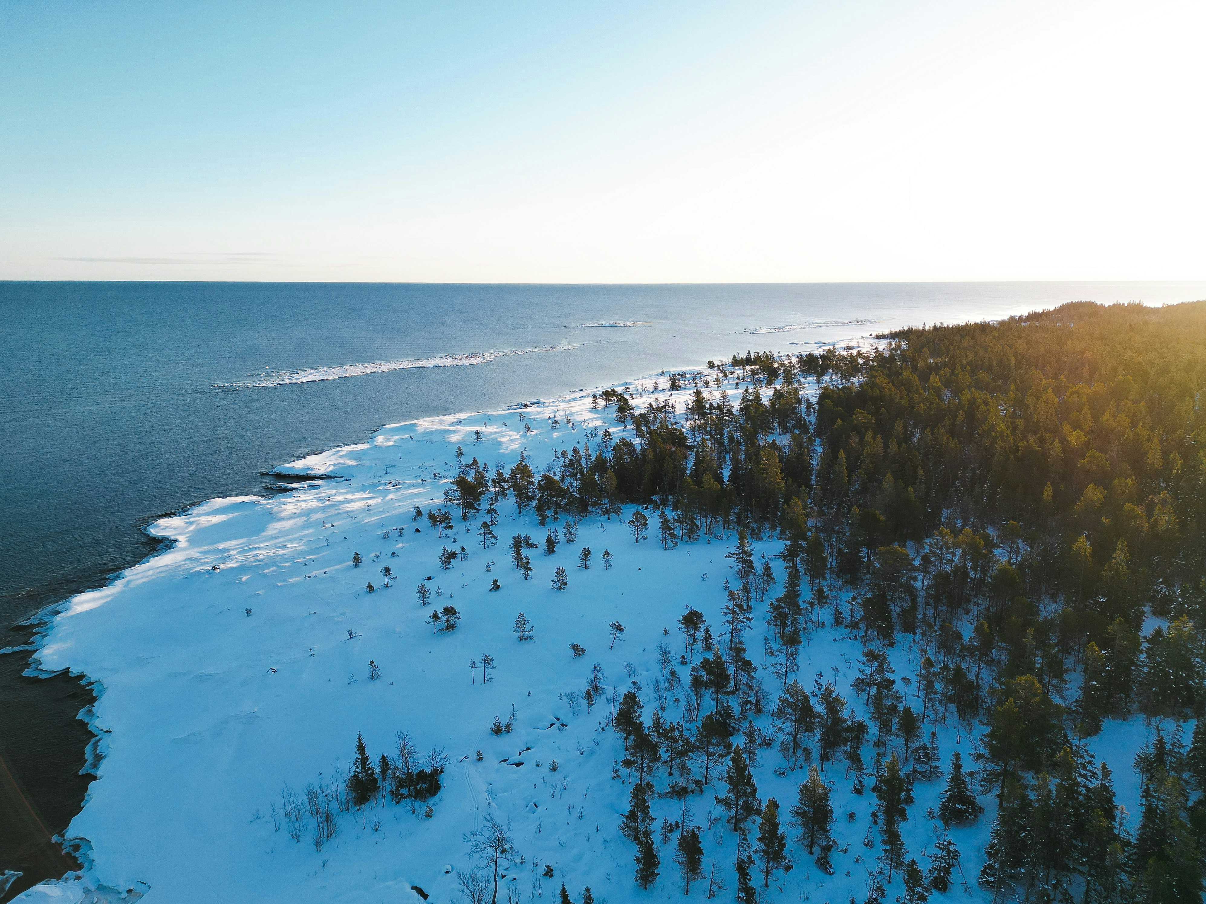 An aerial view of a snow covered beach photo – Free Bjuröklubb Image on ...