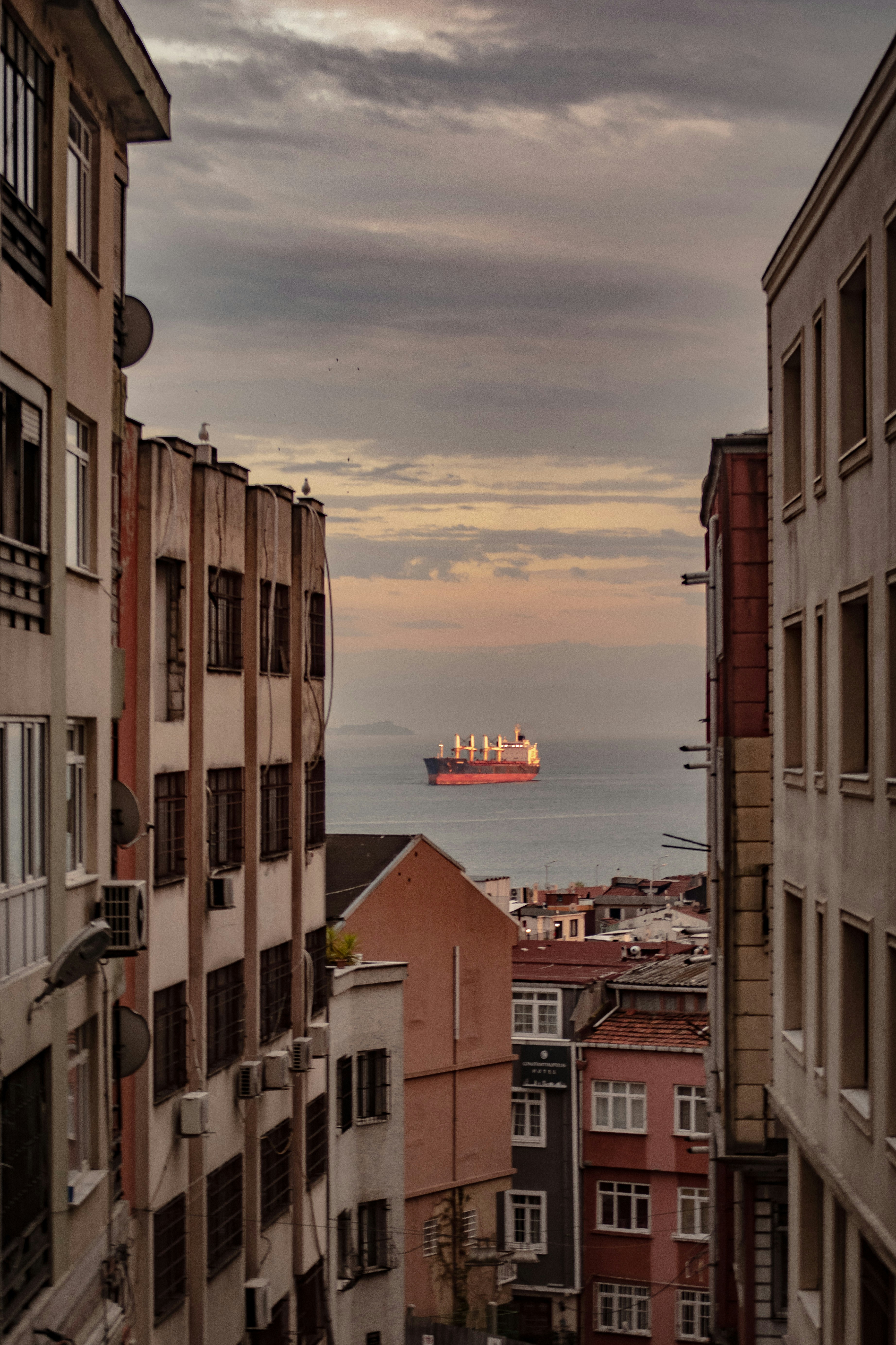 A Sea-Bound Mirage Between Urban Canyons