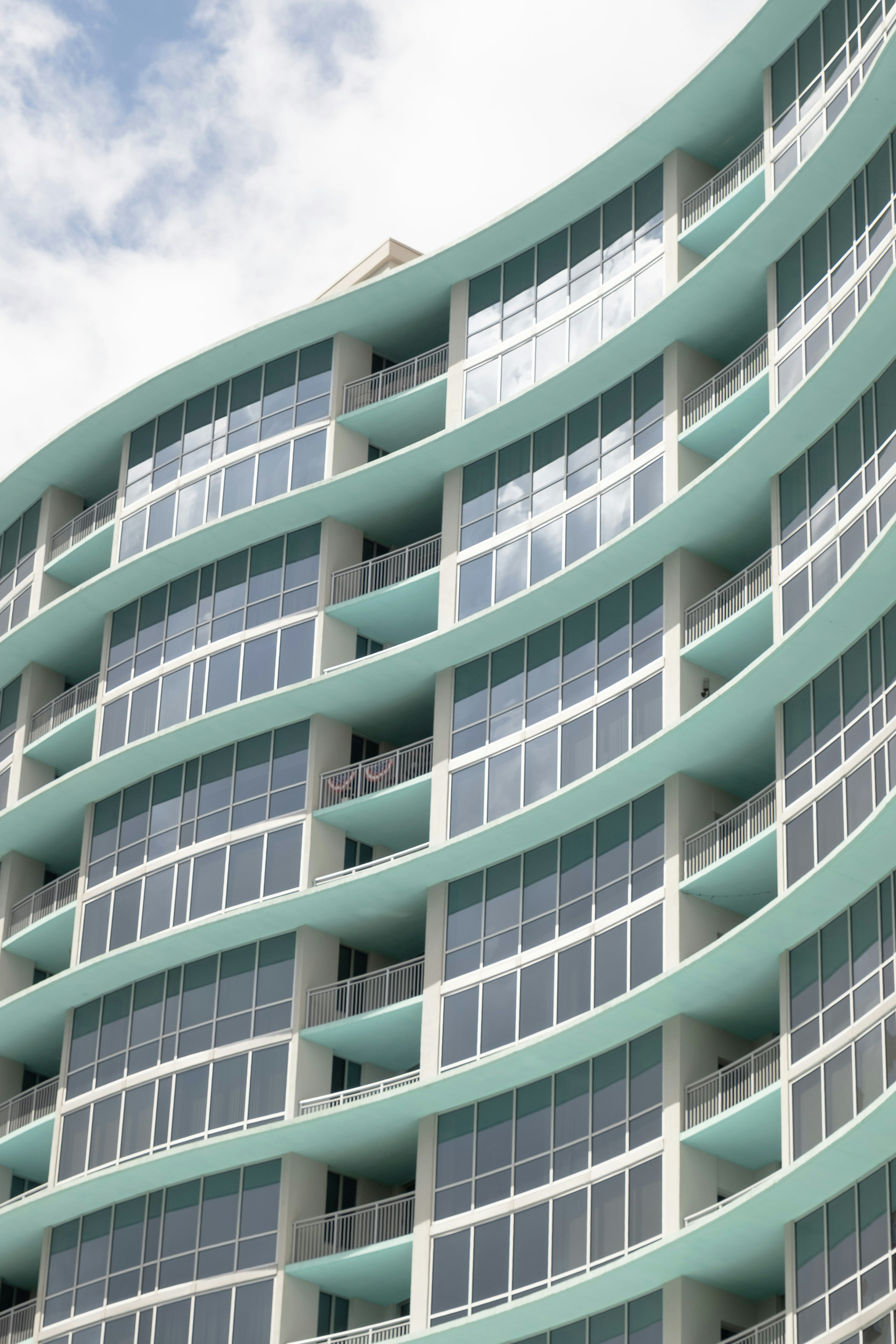 Un edificio muy alto con muchas ventanas foto – Imagen de Arquitectura gratuita en Unsplash